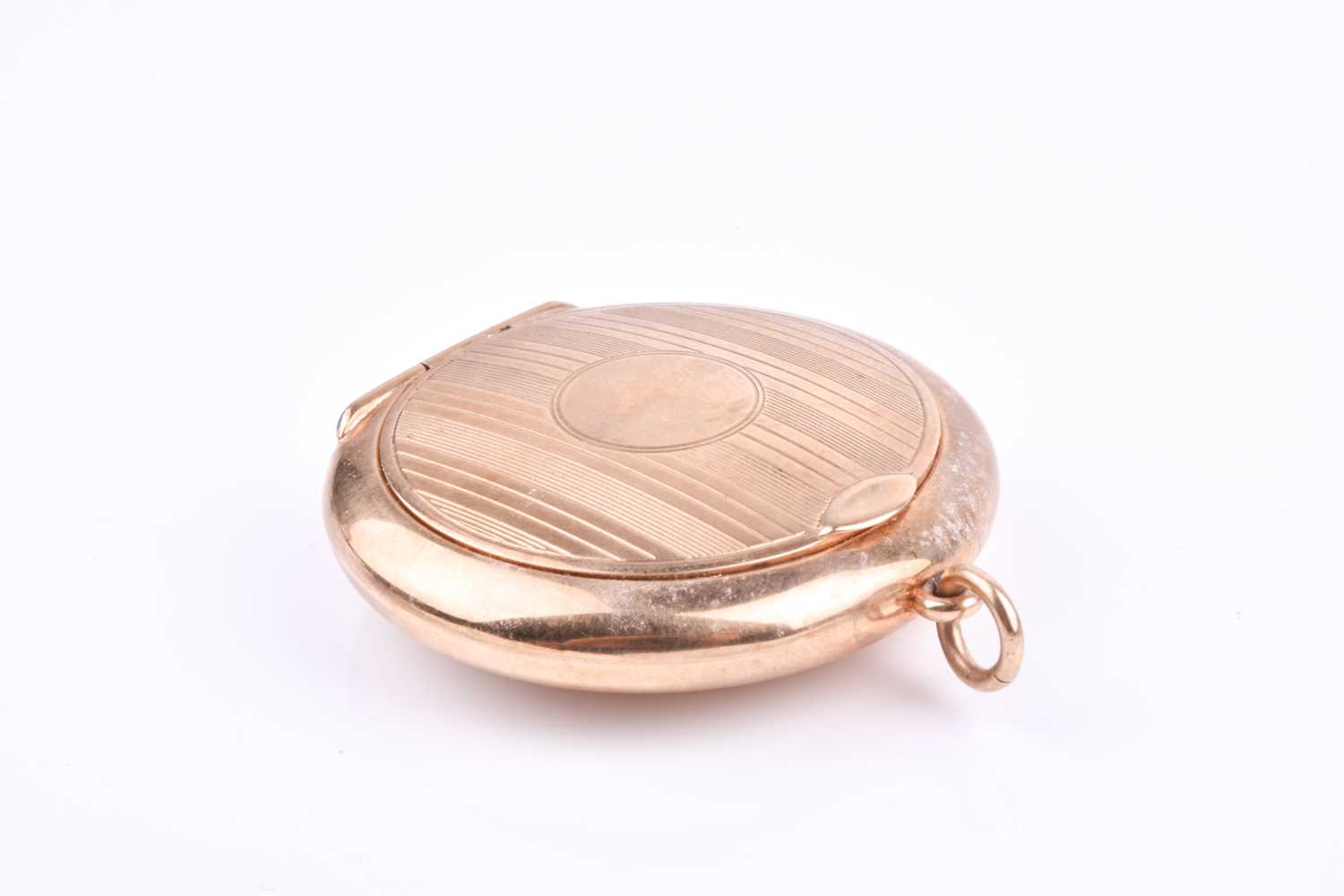 Lot 470 - A 9ct yellow gold powder compact, with