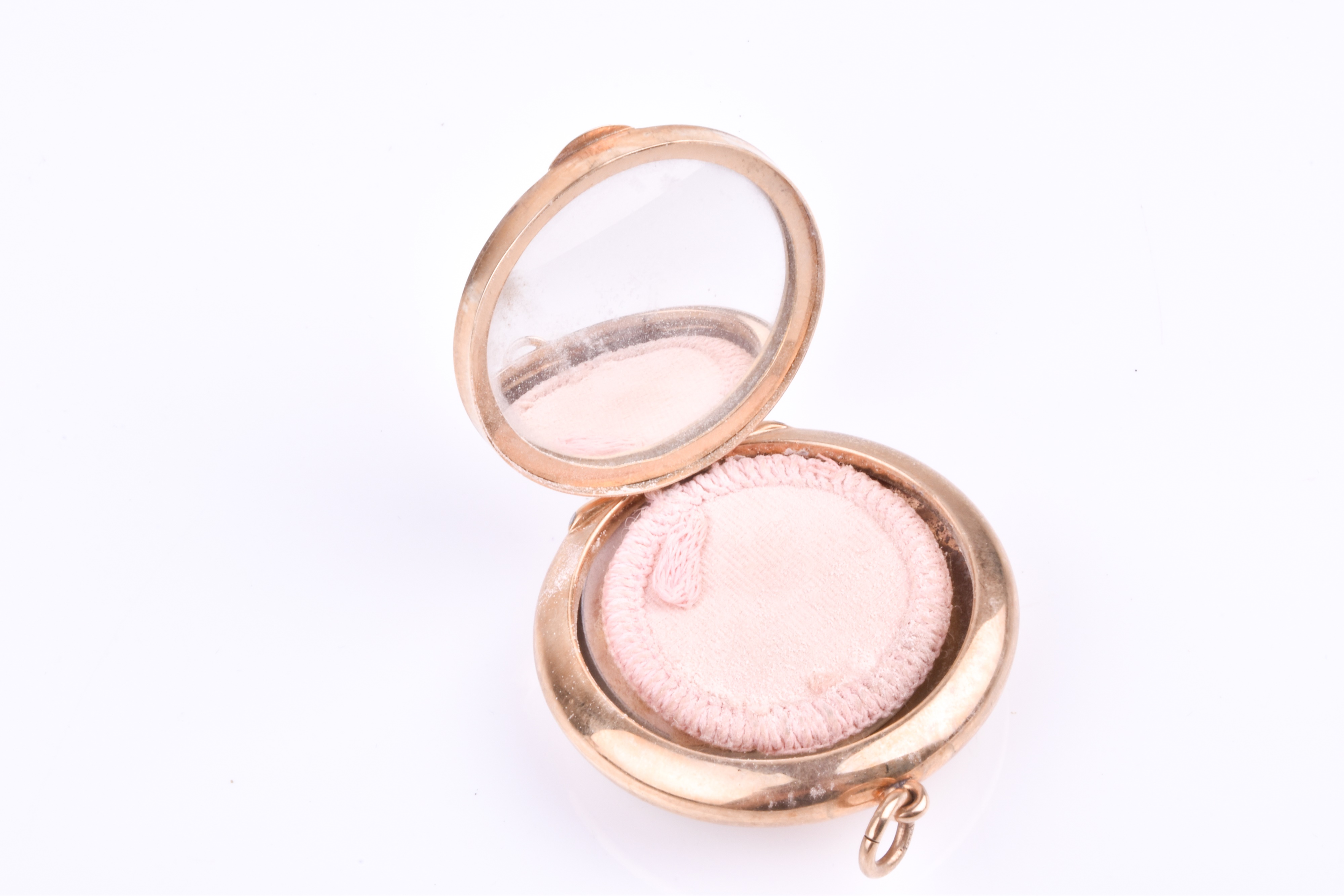 Lot 470 - A 9ct yellow gold powder compact, with