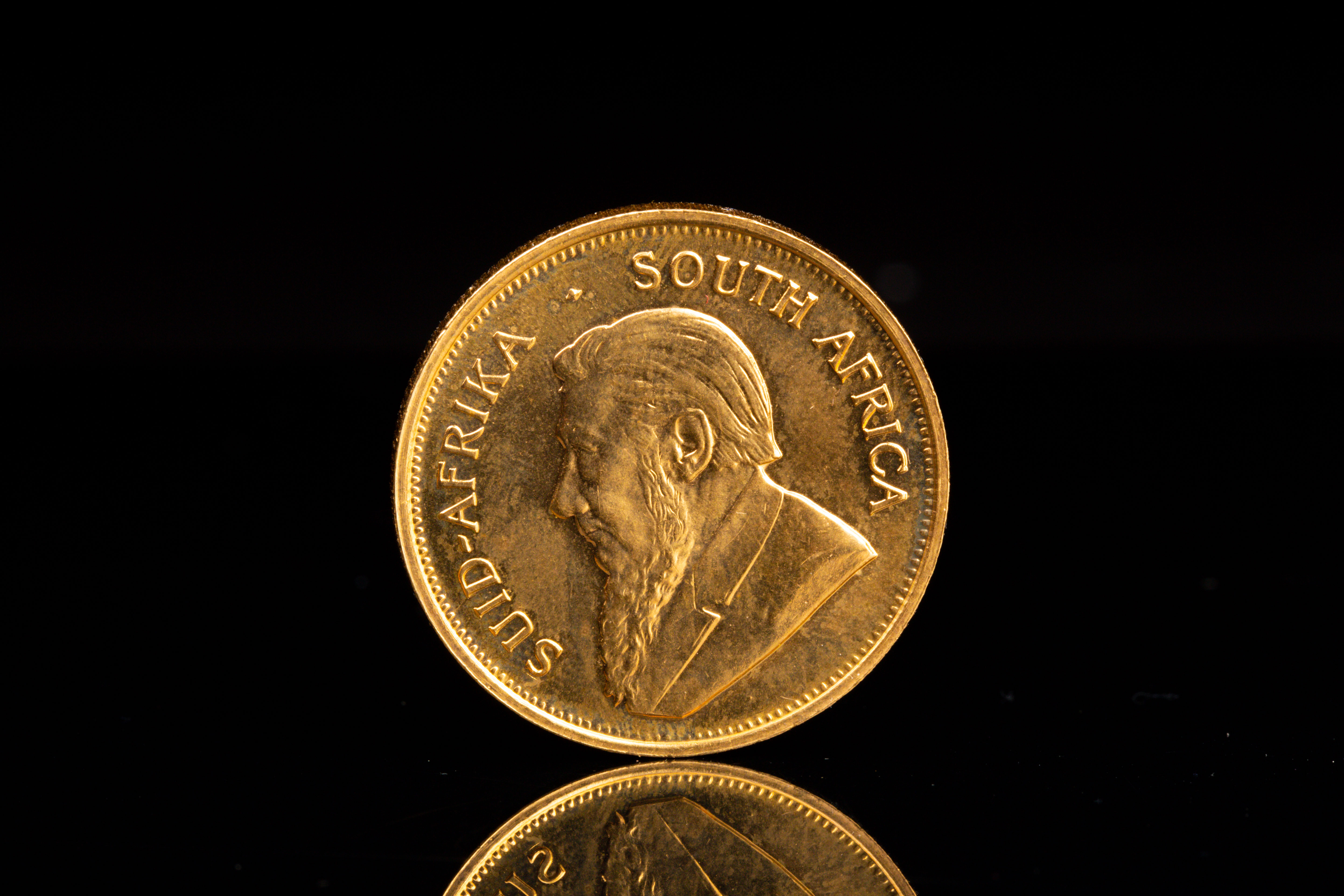 Lot 255 - A 1oz 22ct gold South Africa Krugerrand,