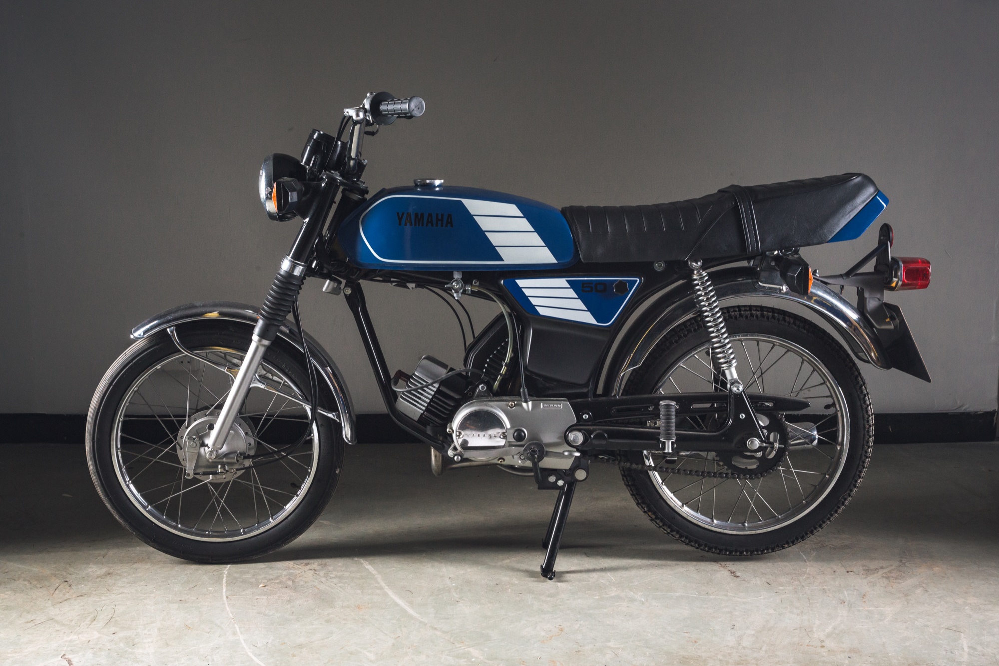 Lot 15 - A 1987 Yamaha RD50 49cc blue motorcycle,