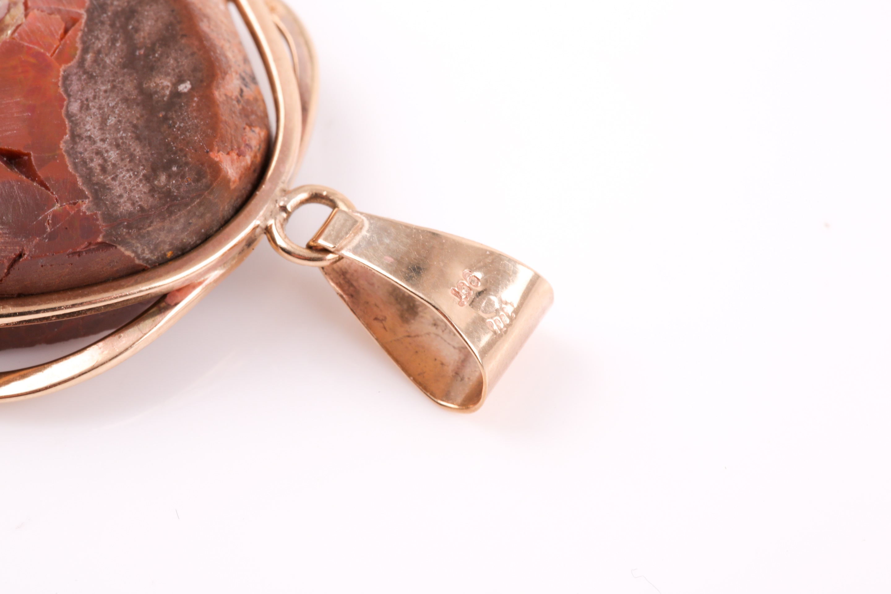 Lot 353 - An unusual 9ct yellow gold mounted matrix