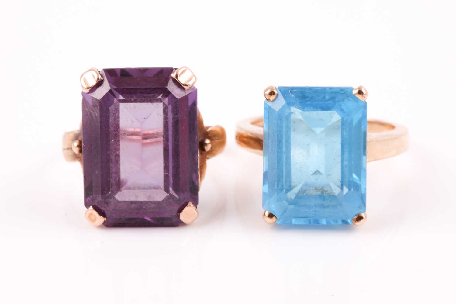 Lot 441 - A yellow metal and synthetic corundum ring,