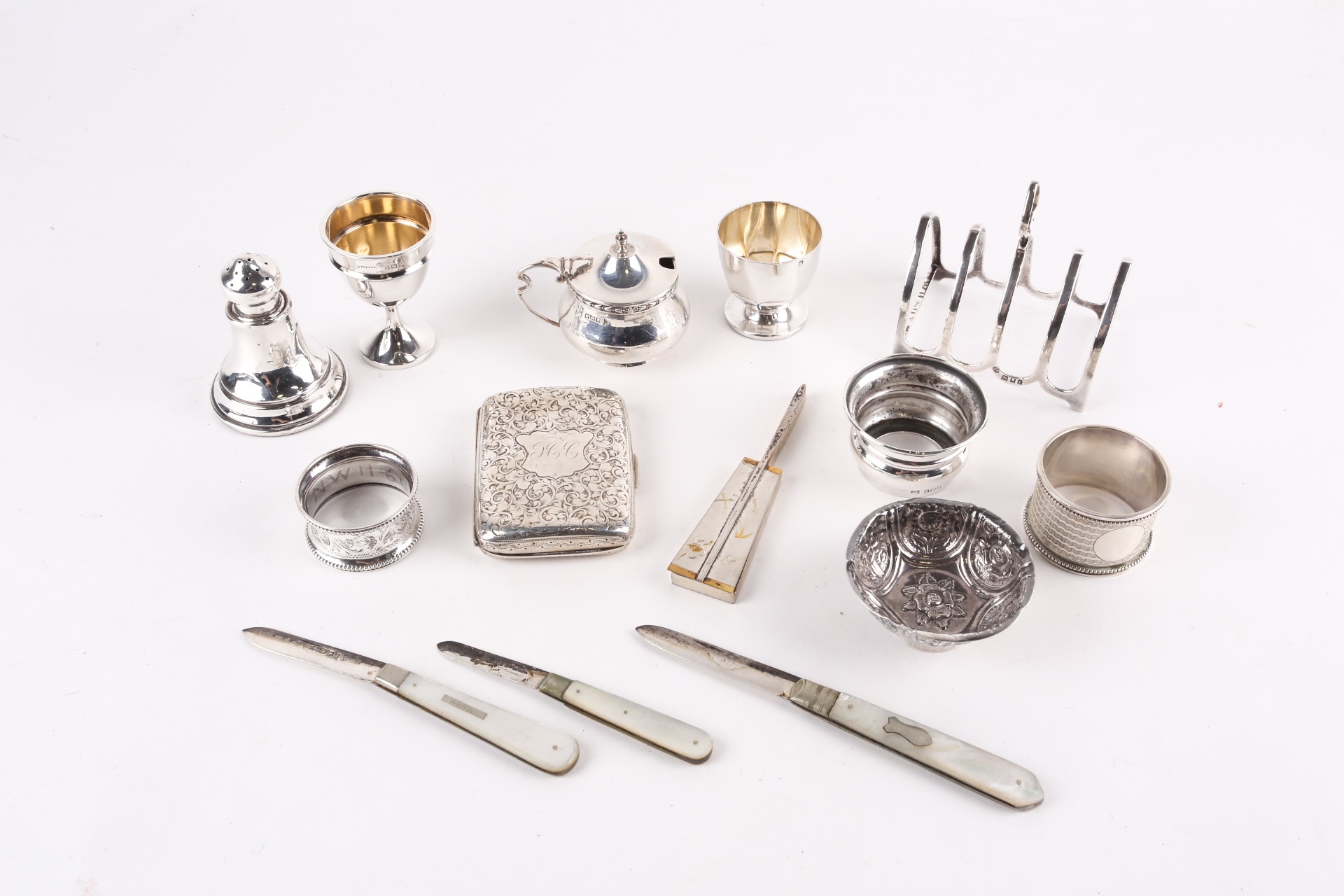 Lot 566 - A collection of small silver items, to
