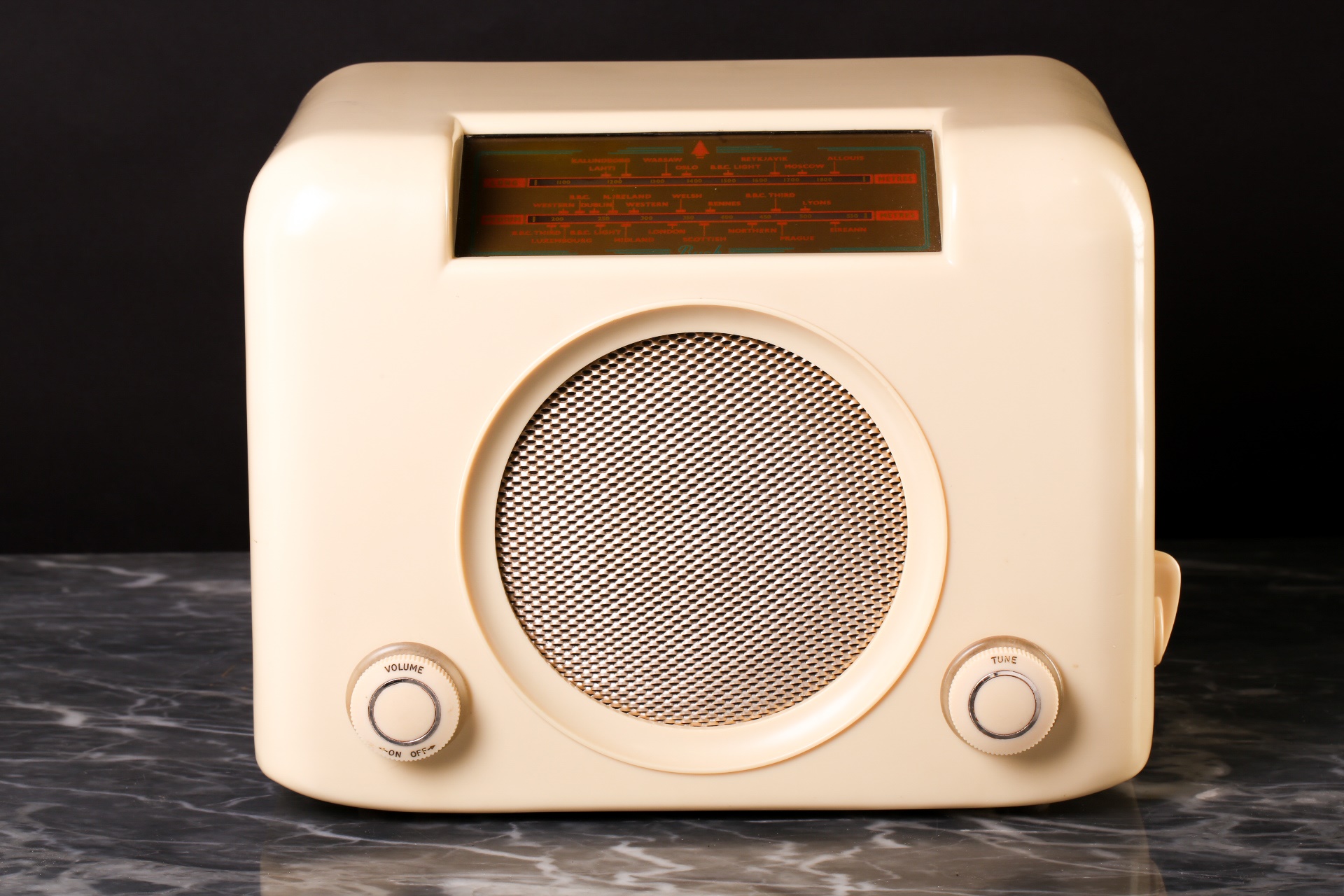 Lot 252 - A Bush DAC 90 A vintage valve radio, circa