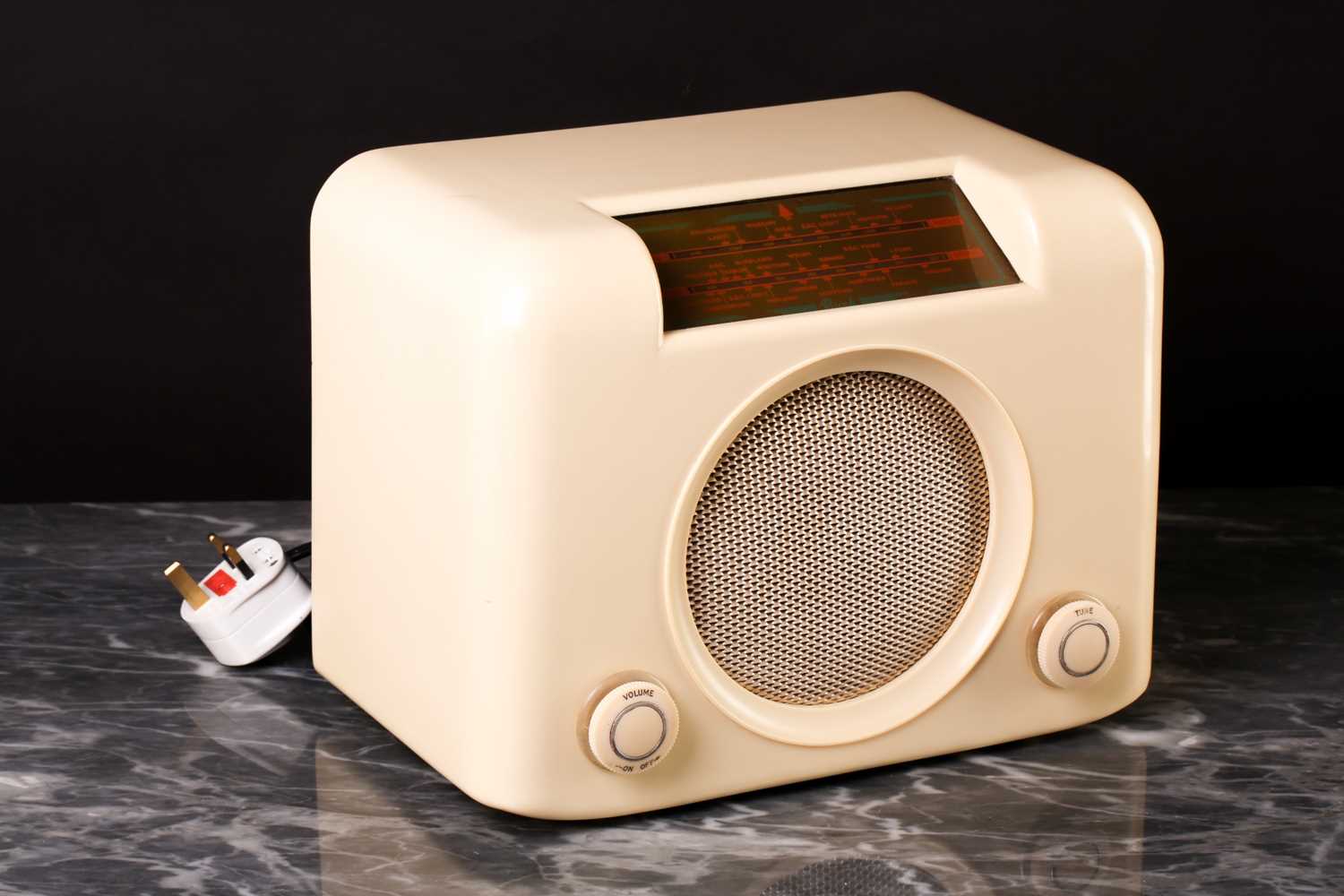 Lot 252 - A Bush DAC 90 A vintage valve radio, circa