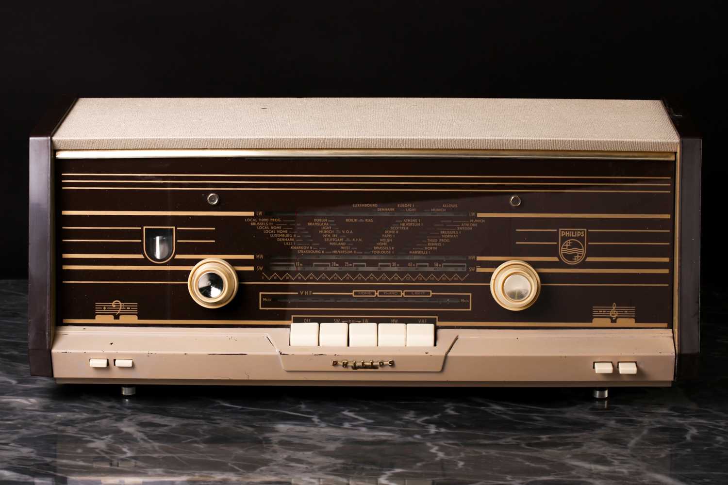 A Philips vintage valve radio | Barnebys