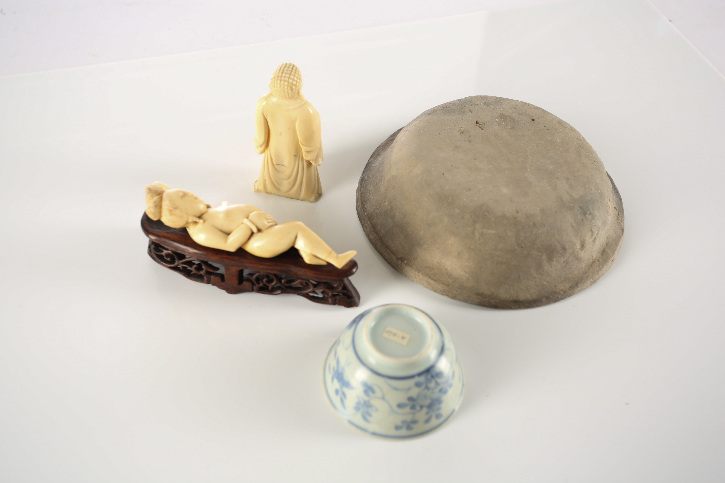 Lot 152 - A Chinese ivory doctors model, Qing, 19th