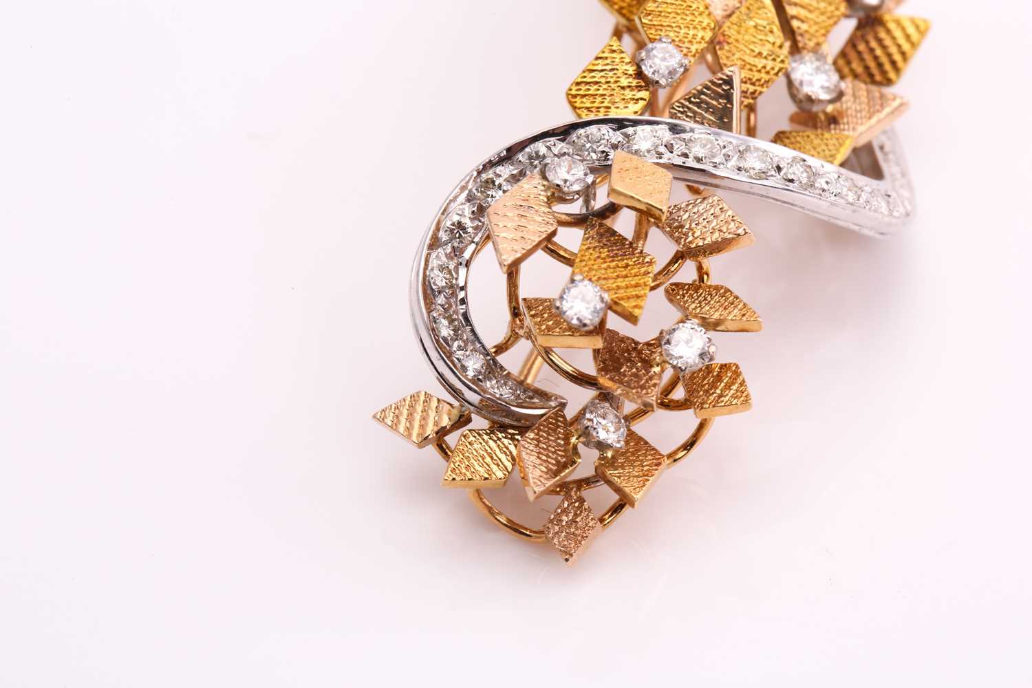 Lot 205 - A diamond and tri-coloured precious metal