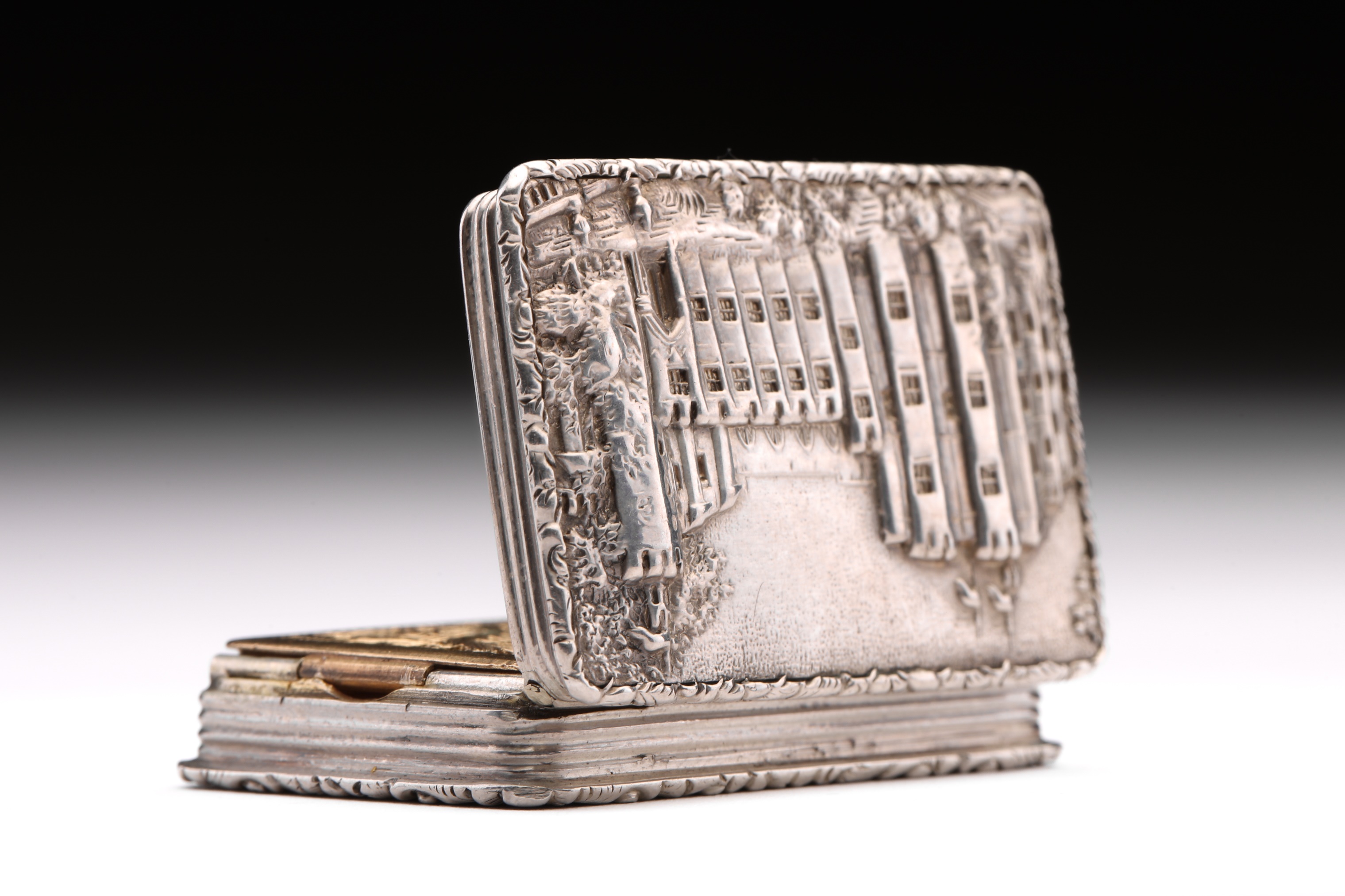 Lot 406 - A George IV castle top vinaigrette depicting