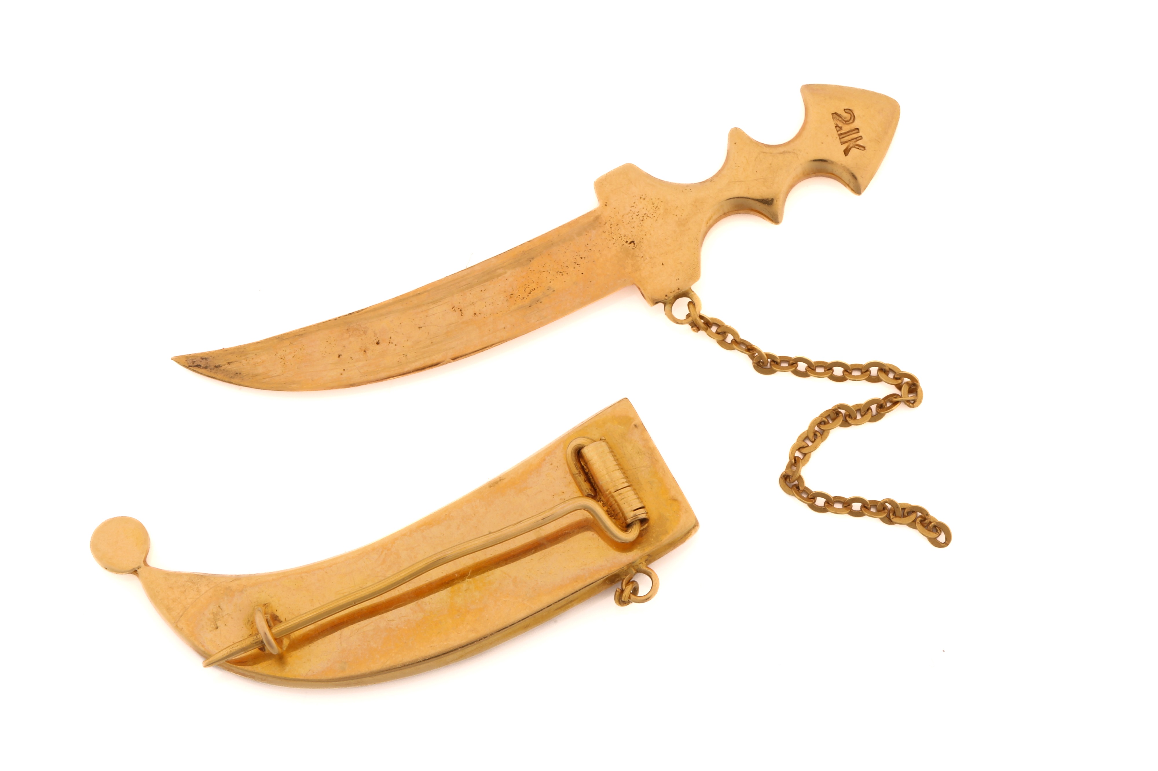 Lot 138 - A jambiya dagger brooch, in a filigree