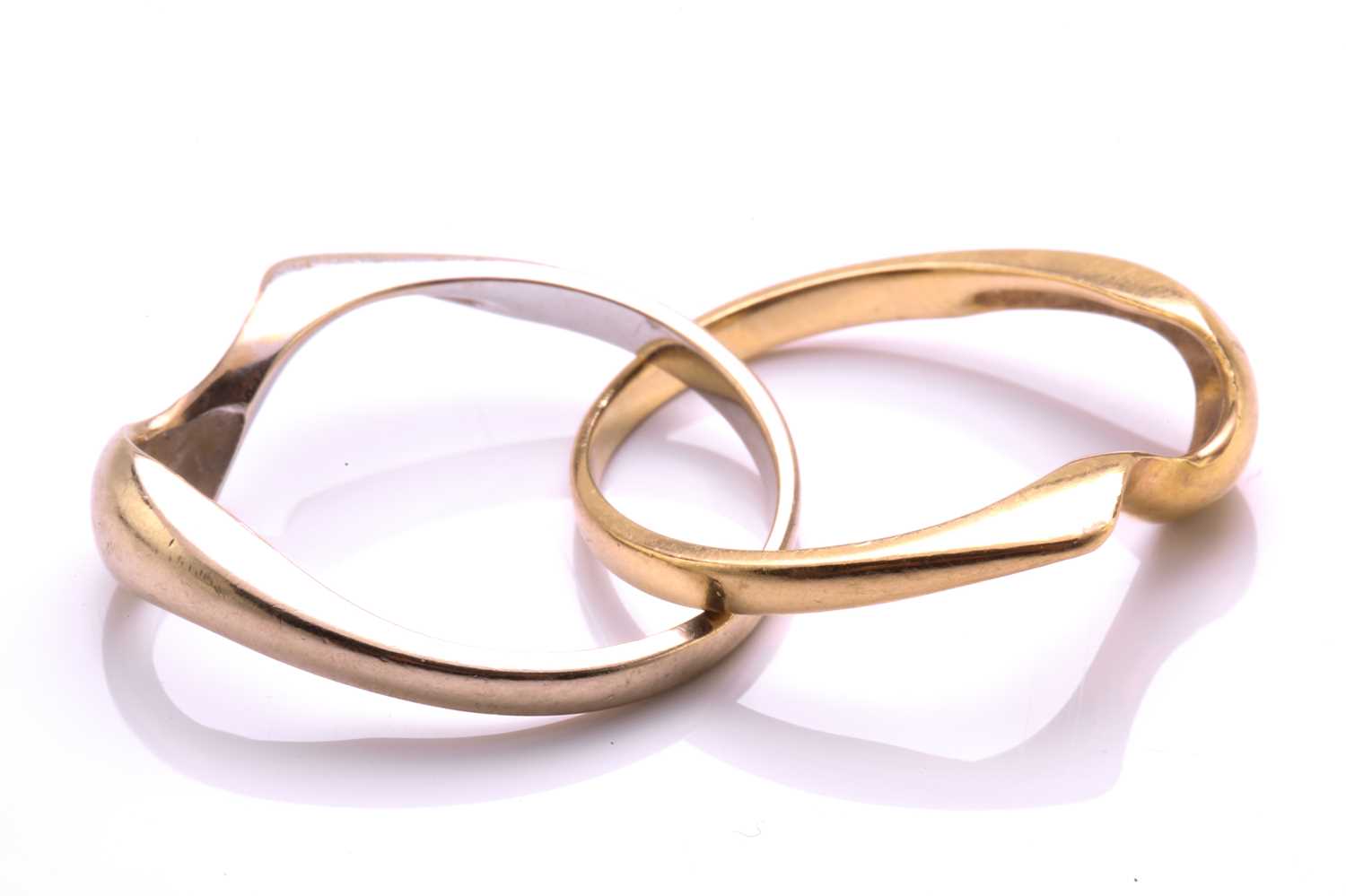 Lot 106 - A two-tone puzzle ring, with two conjoined
