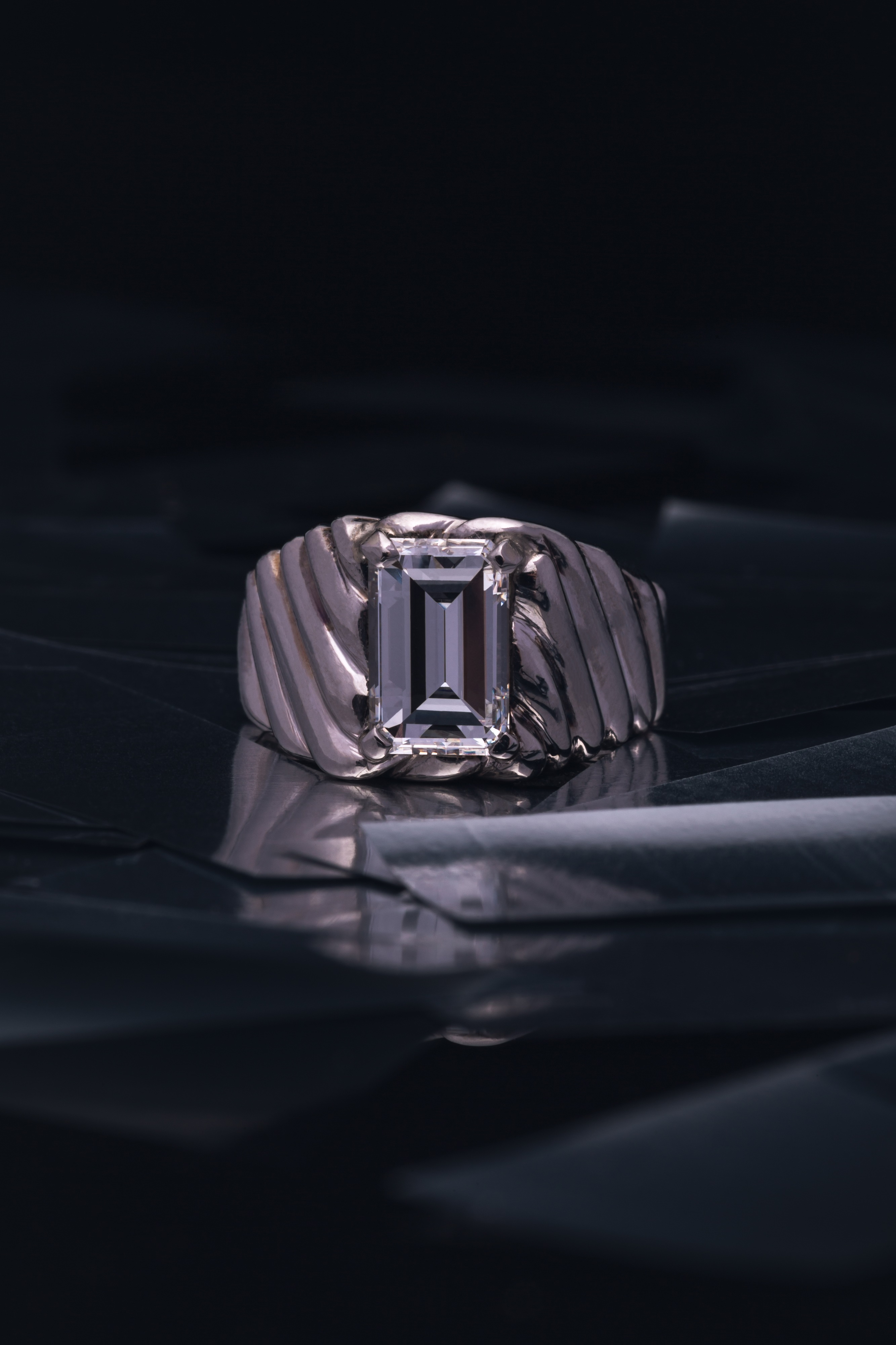 Lot 221 - An emerald-cut diamond signet ring,