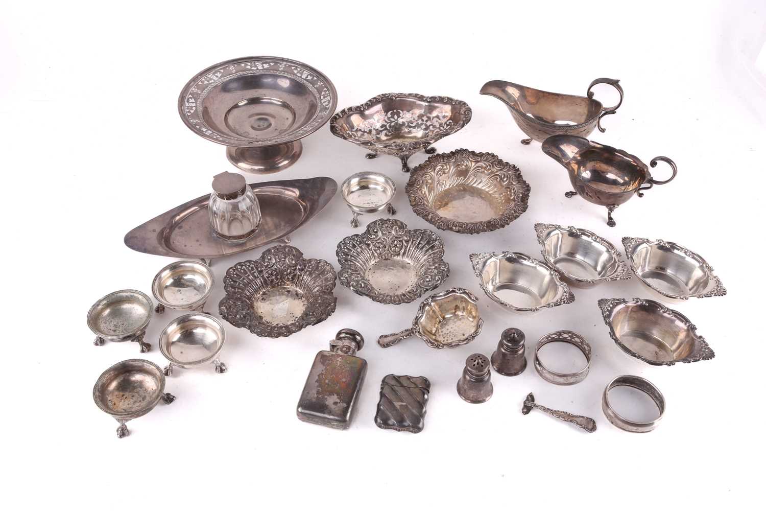 Lot 469 - A small group of silver items including a