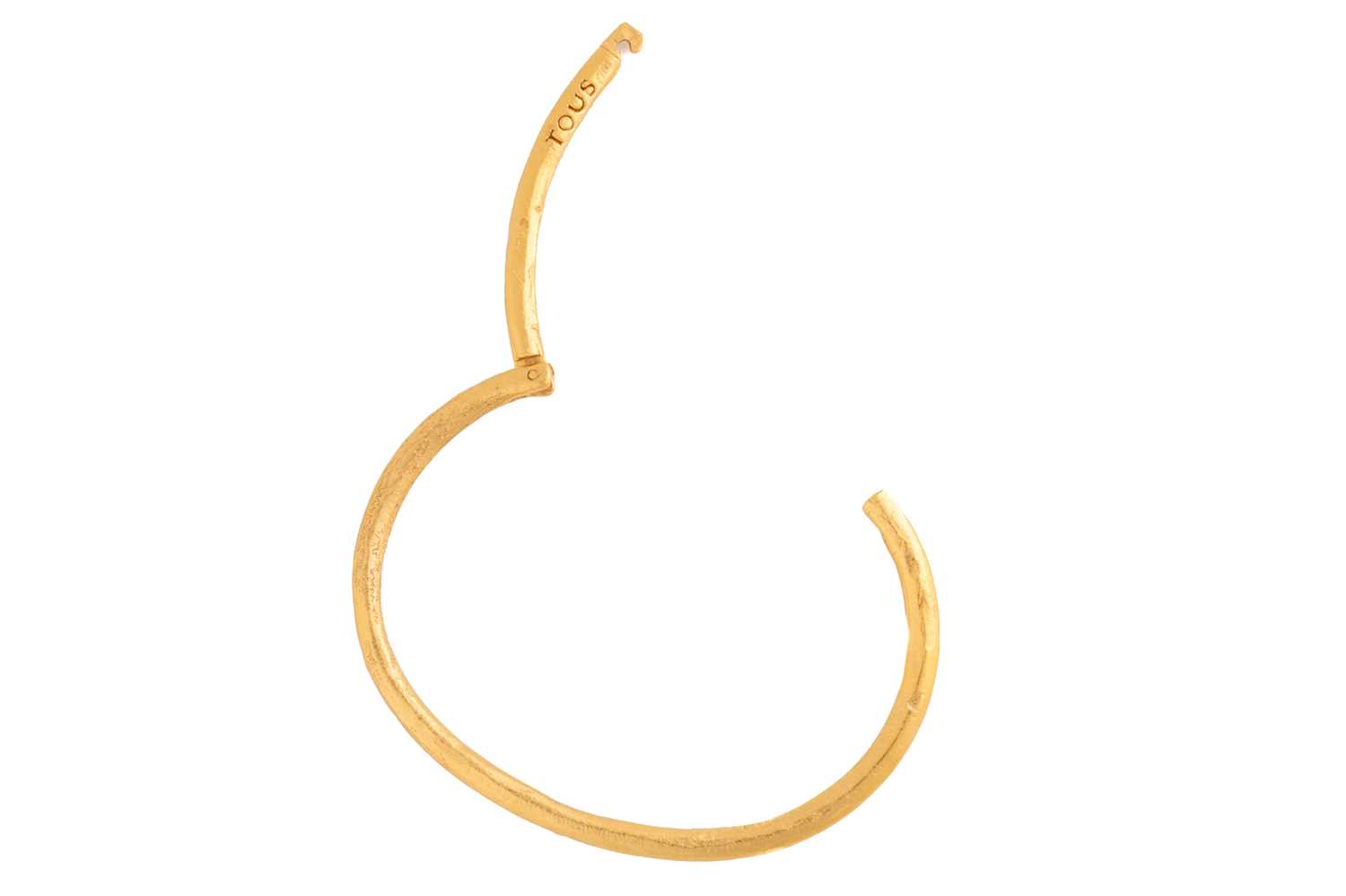 Lot 280 - A hinged bangle with tension clasp, textured