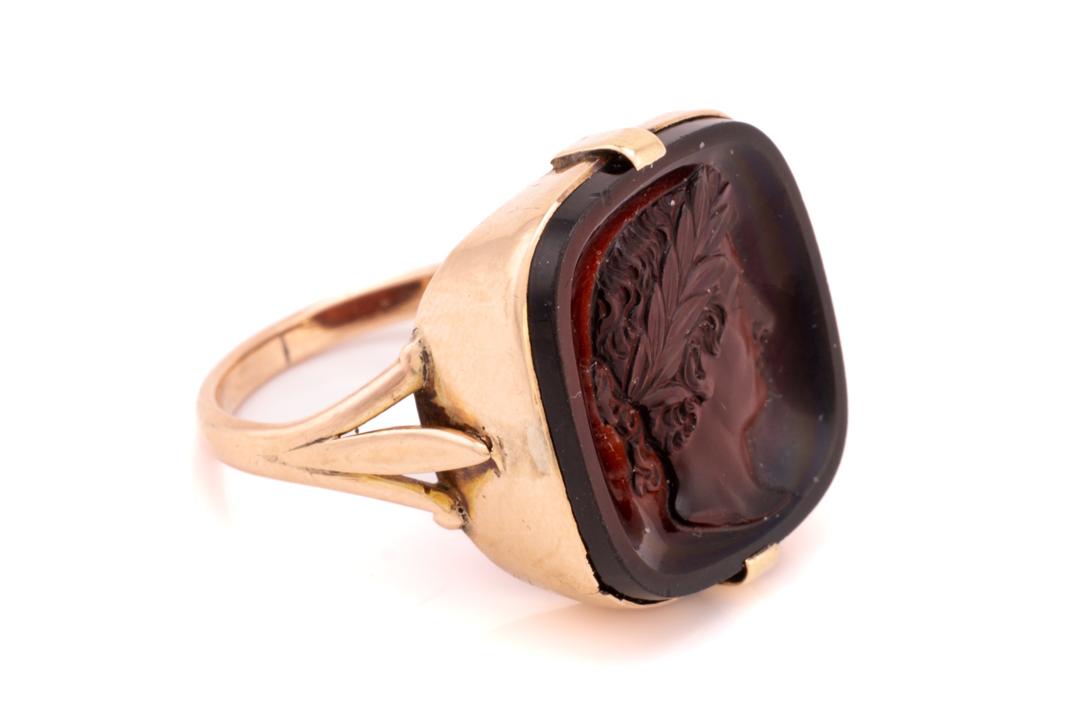 Lot 113 - A carnelian cameo ring, the square