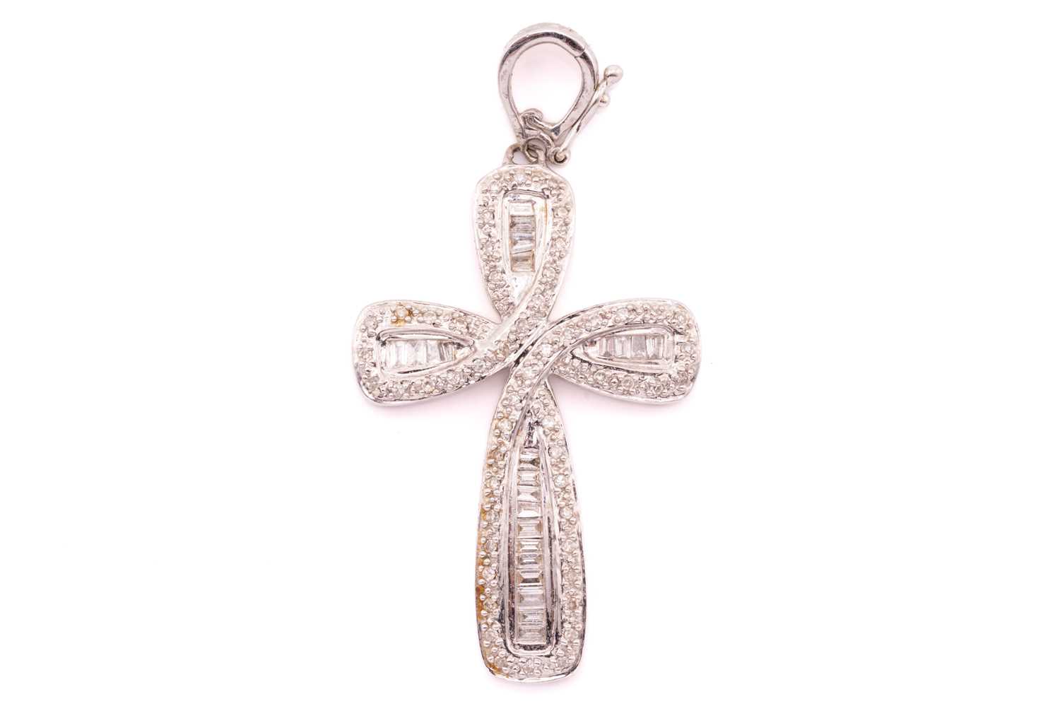 Lot 269 - A Diamond set cross, featuring illusion set