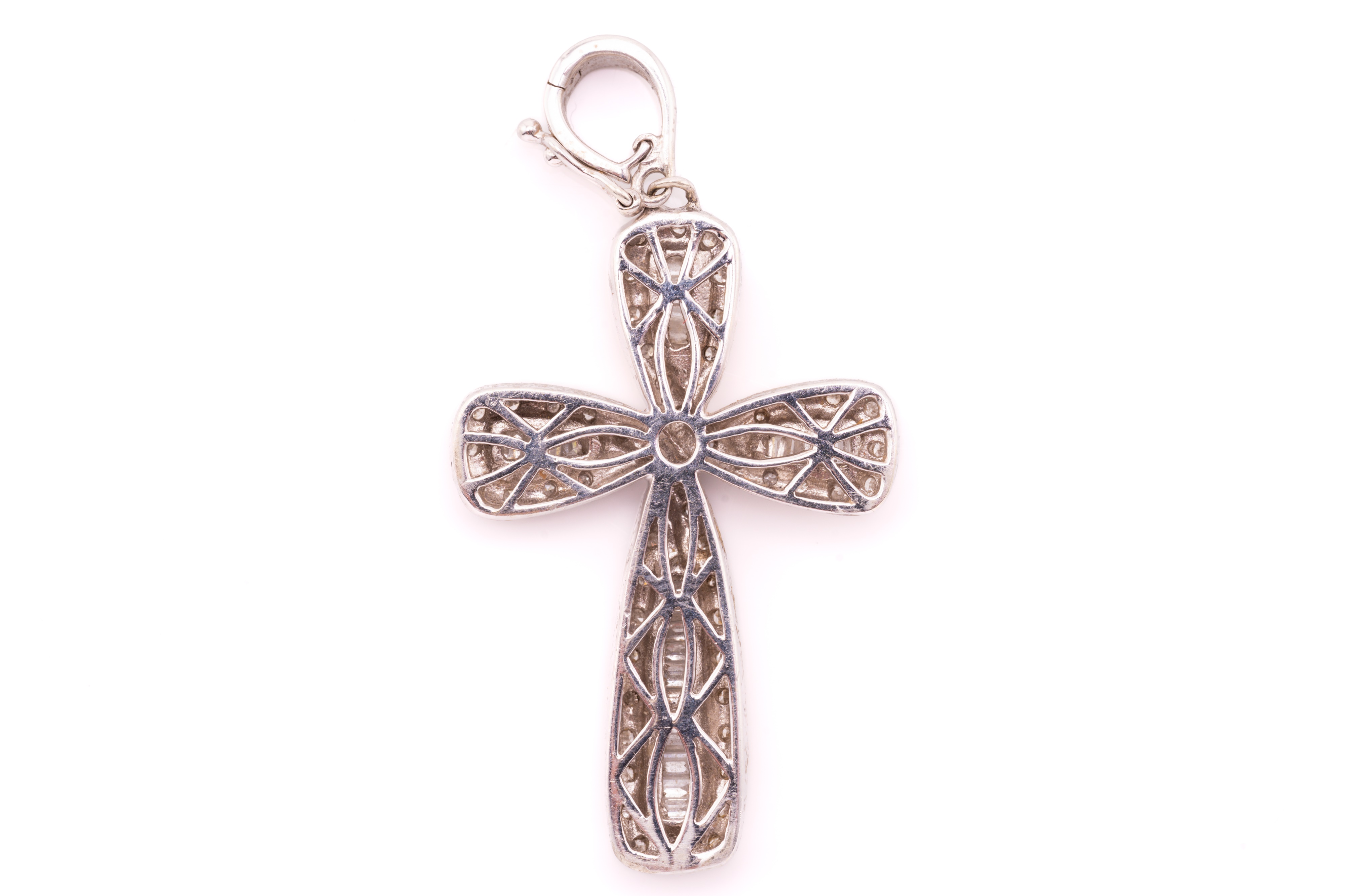Lot 269 - A Diamond set cross, featuring illusion set
