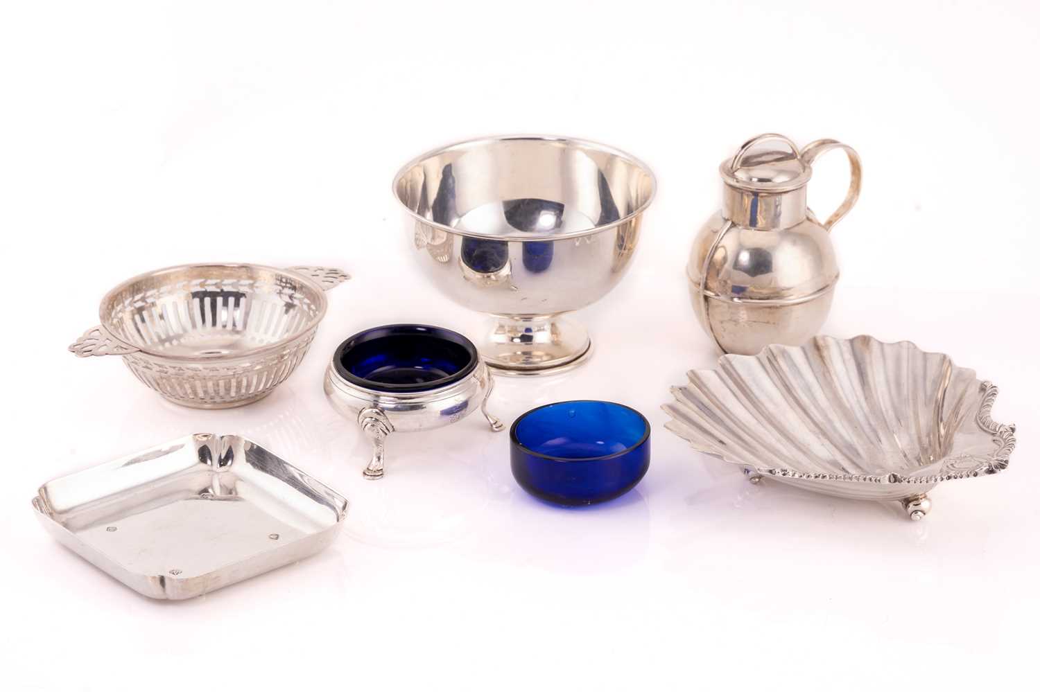 Lot 431 - A George III silver scallop shell butter