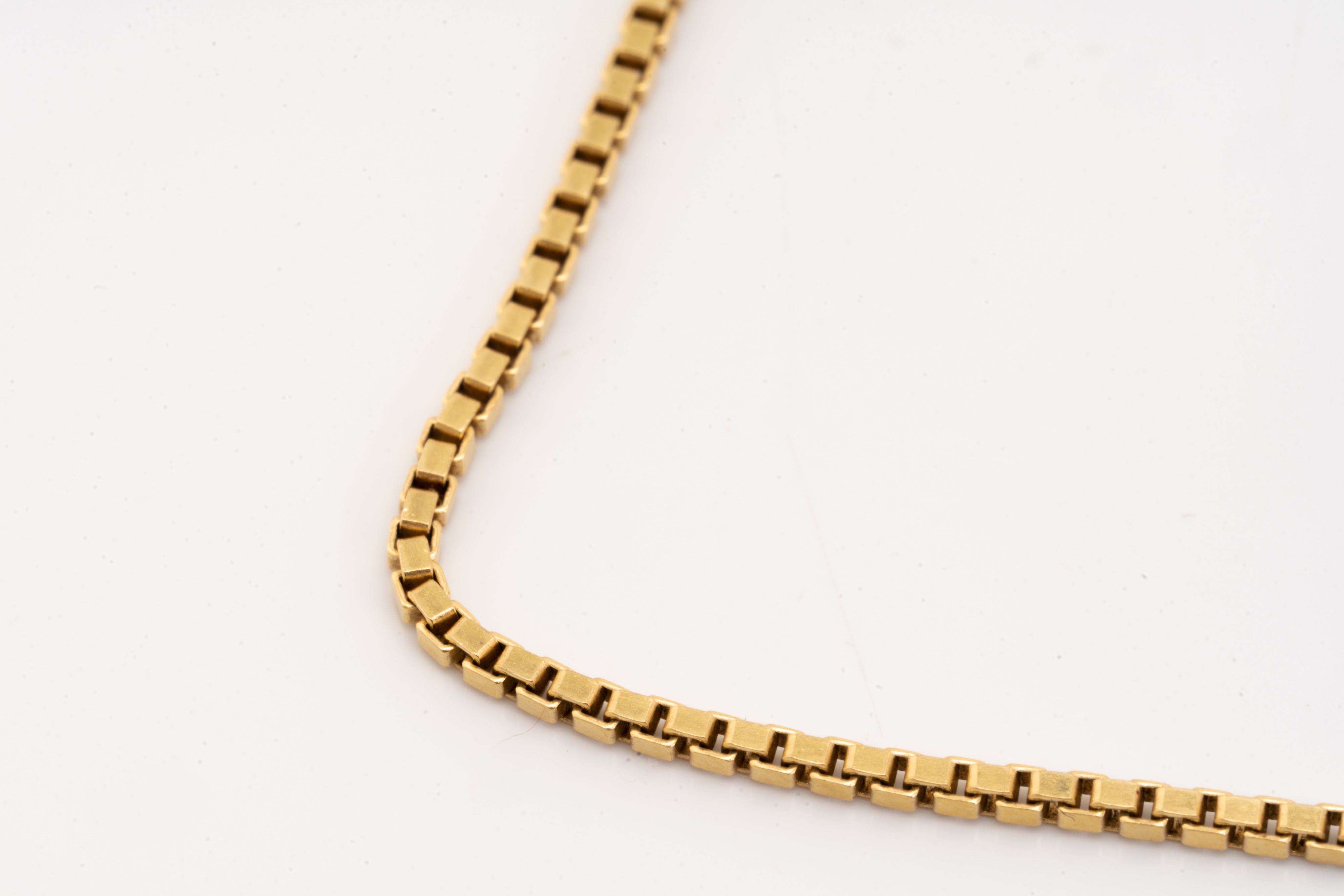 Lot 98 - A fine box link chain in yellow metal,