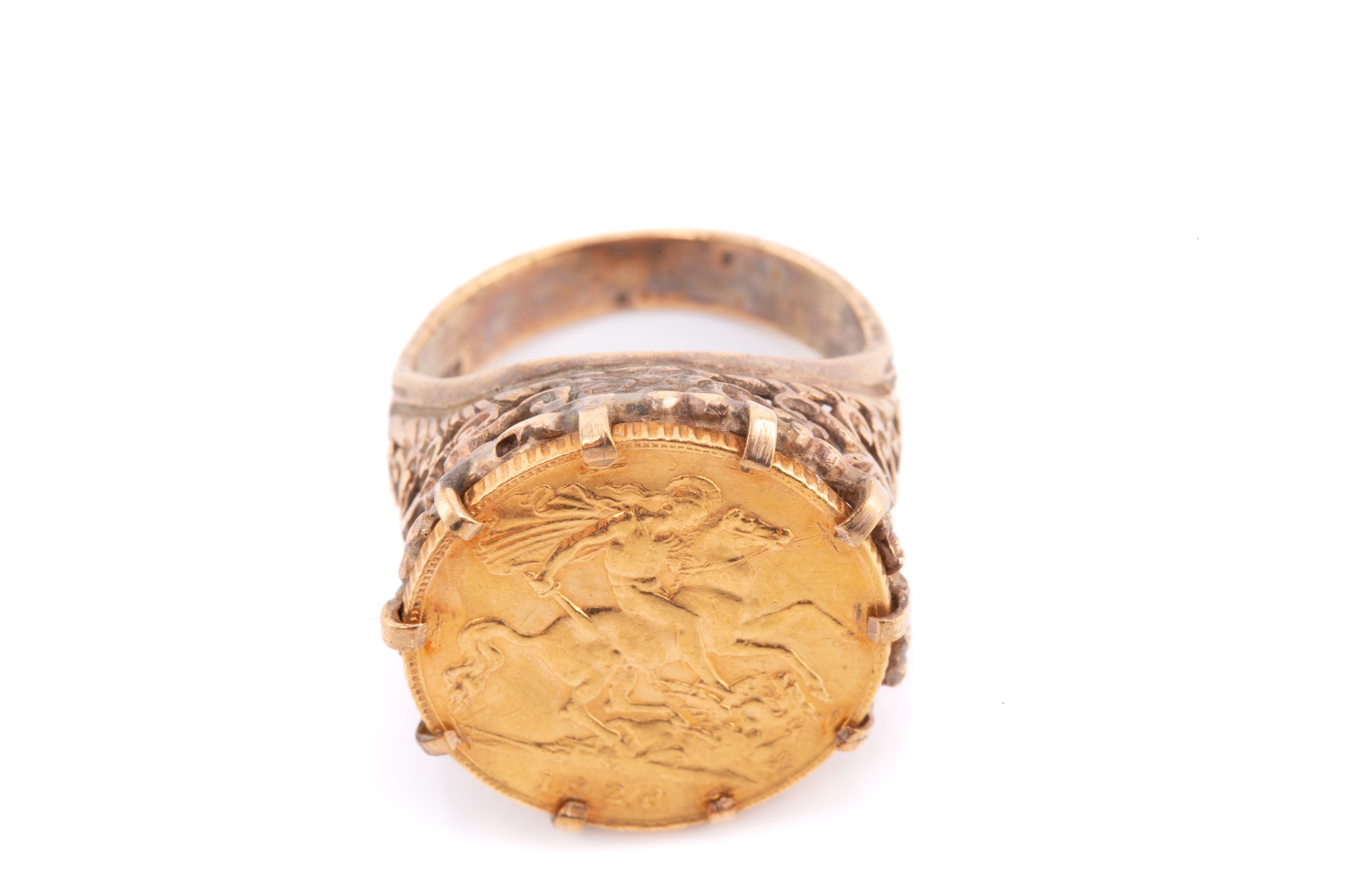 Lot 238 - A half sovereign ring, featuring a George V