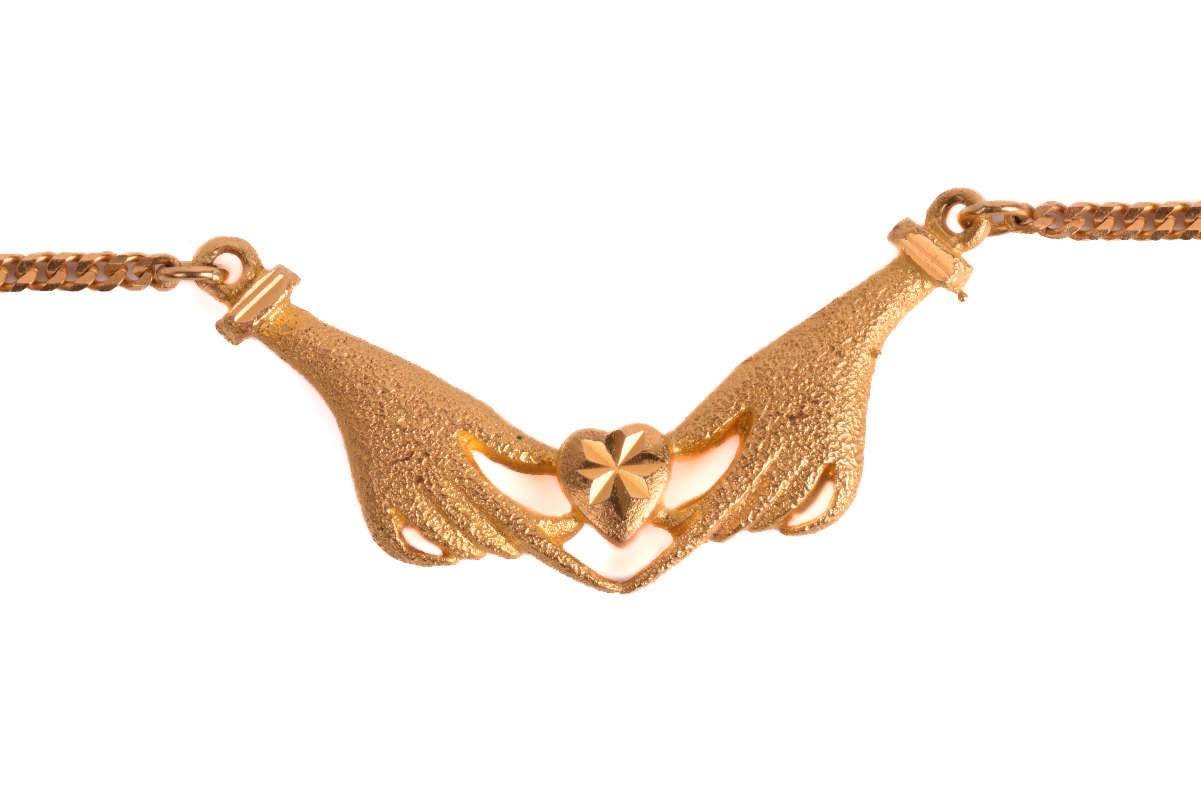 Lot 160 - A necklace depicting two hands clasping a