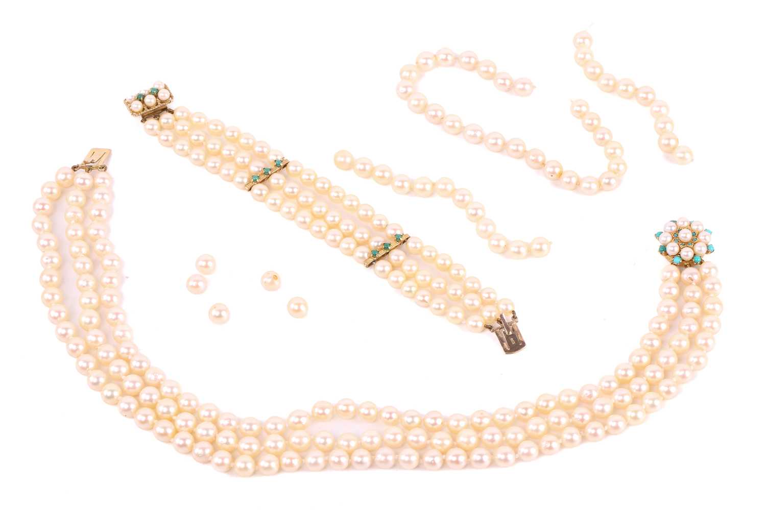 Lot 5 - A three string pearl necklace and bracelet