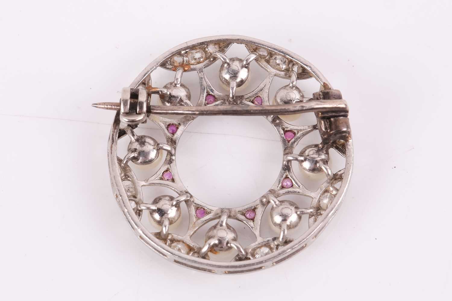 Lot 131 - An Art Deco pearl, diamond and ruby circlet