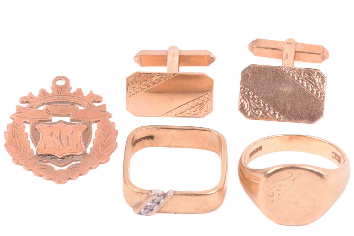 Lot 85 - A small collection of 9ct gold items; to