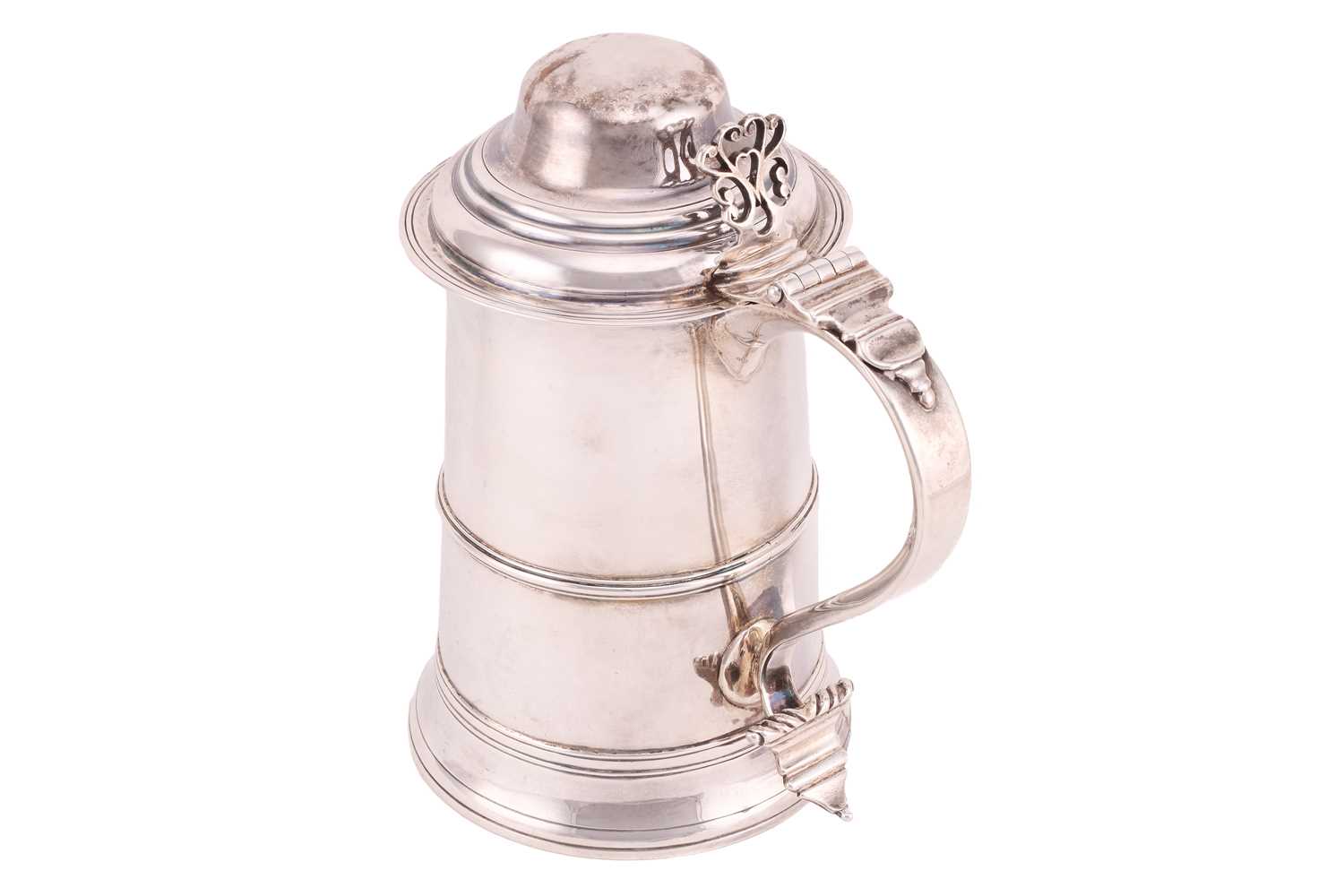 Lot 506 - A George III lidded tankard, London 1789 by
