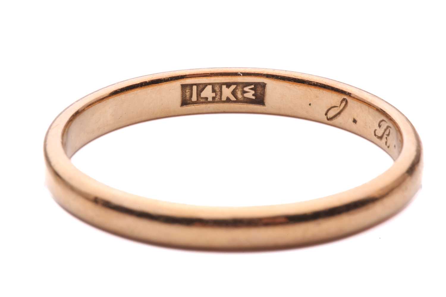Lot 122 - A wedding ring marked '750', ring size M 1/2,