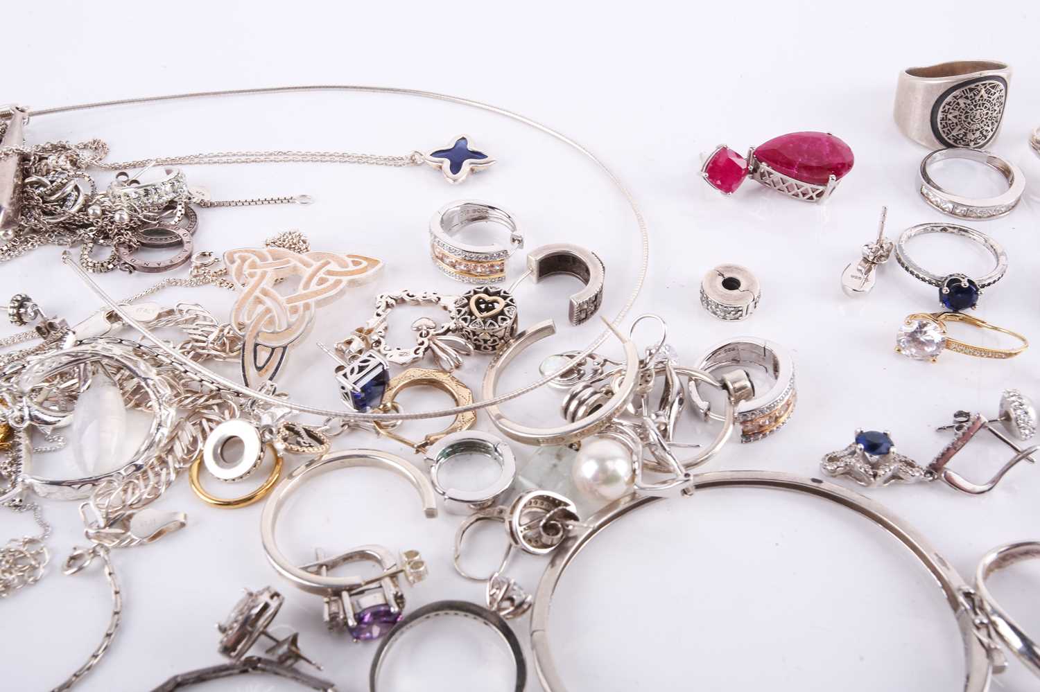 Lot 74 - A collection of various jewellery items some