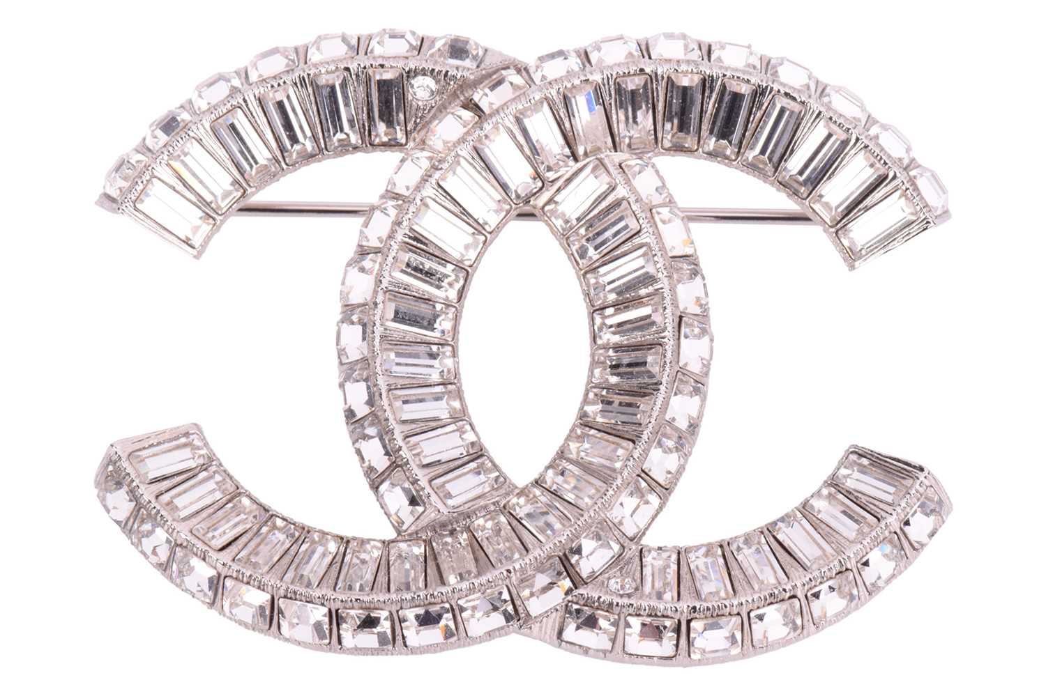 Lot 149 - Chanel. A double C interlocking logo brooch,