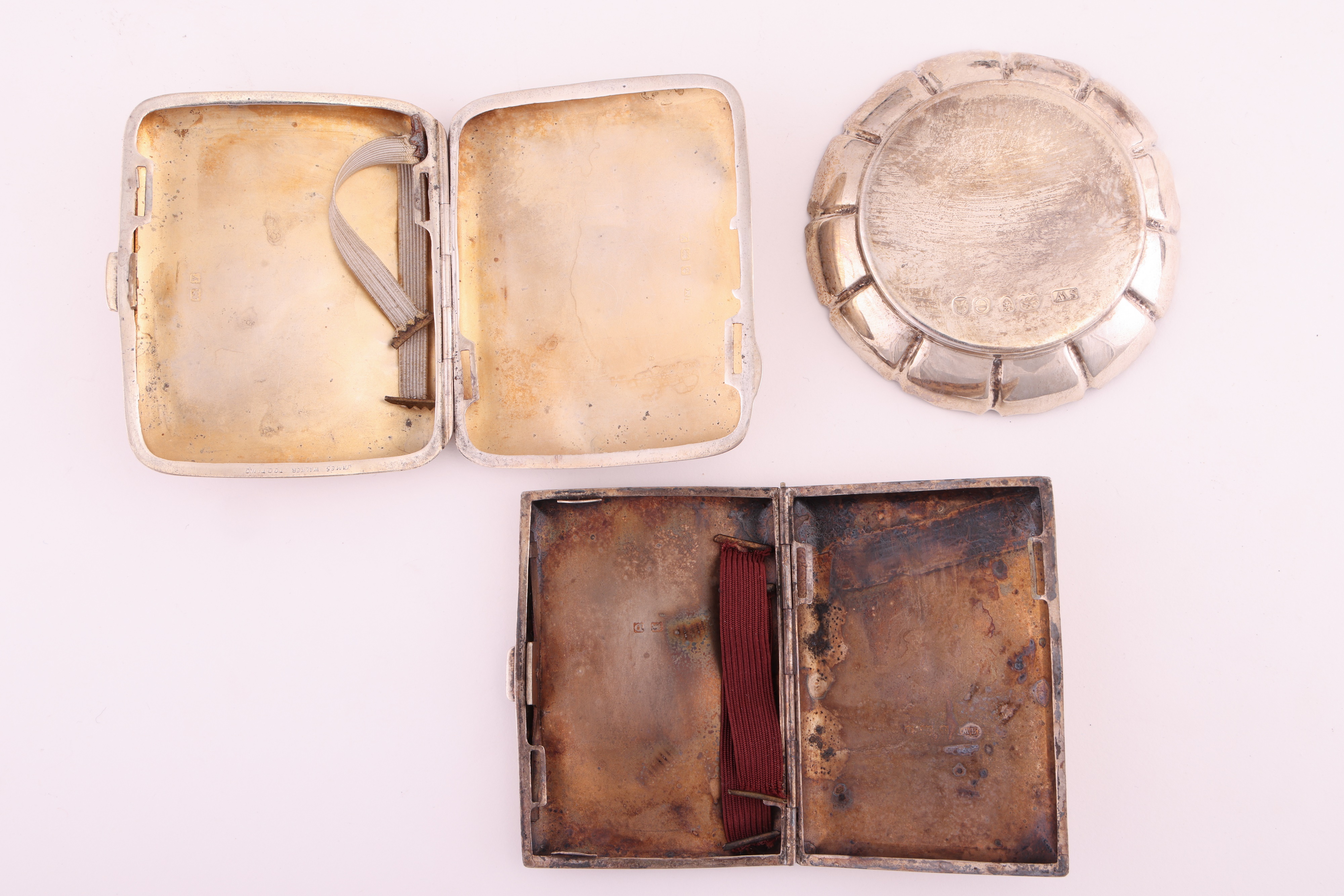 Lot 31 - A mixed collection of desk items; including