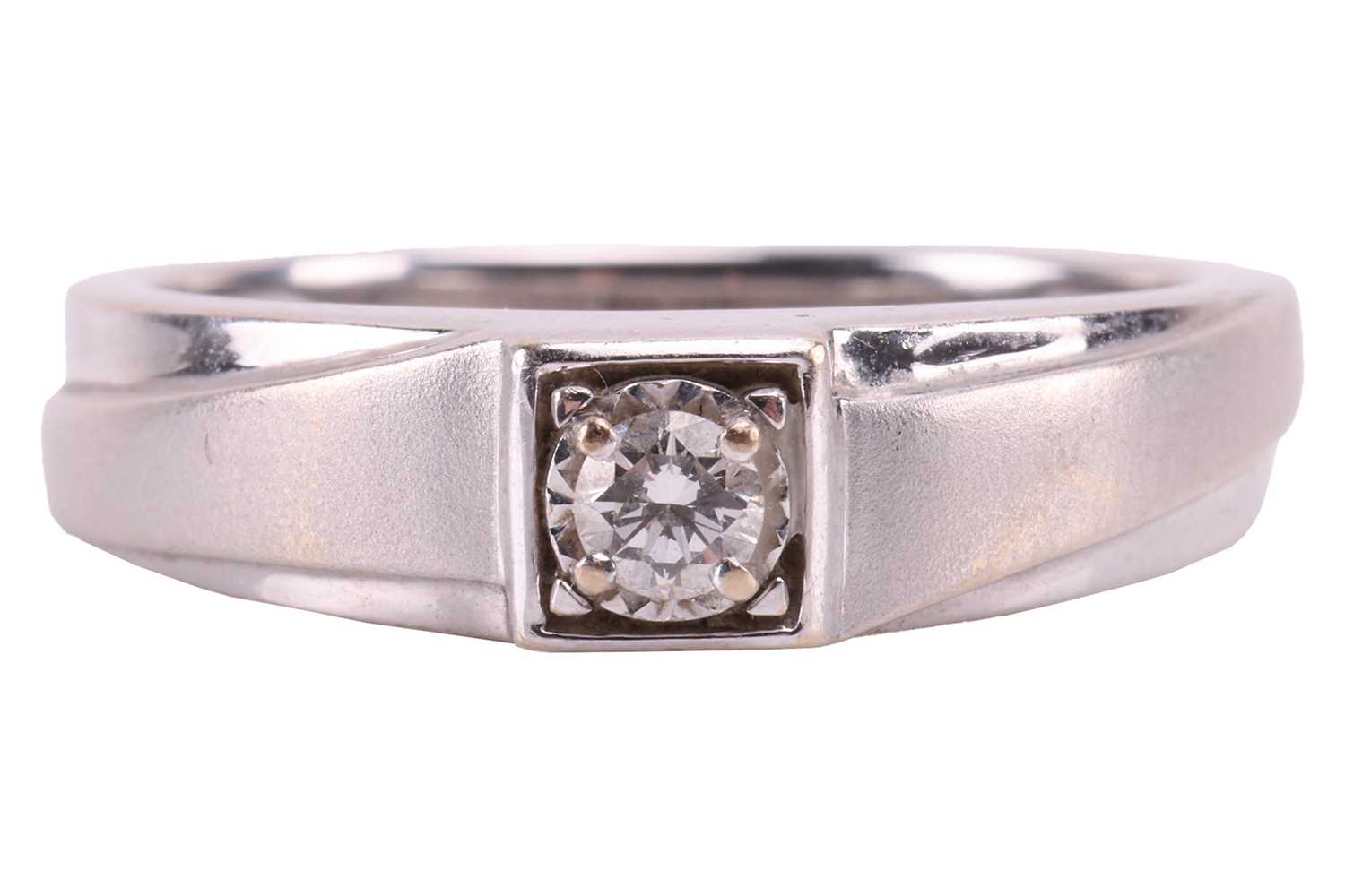 Lot 73 - A diamond ring, illusion-set with a central