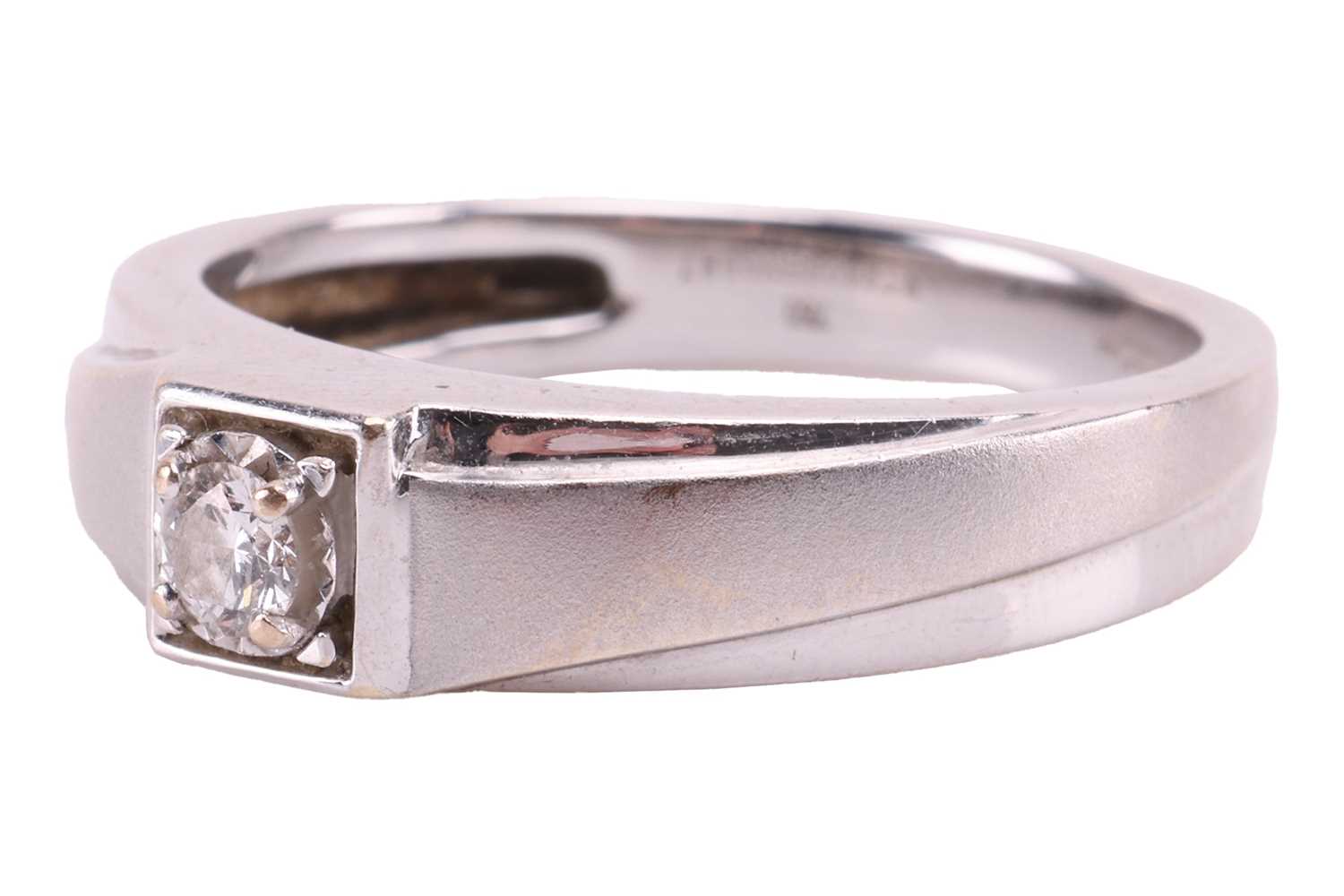 Lot 73 - A diamond ring, illusion-set with a central