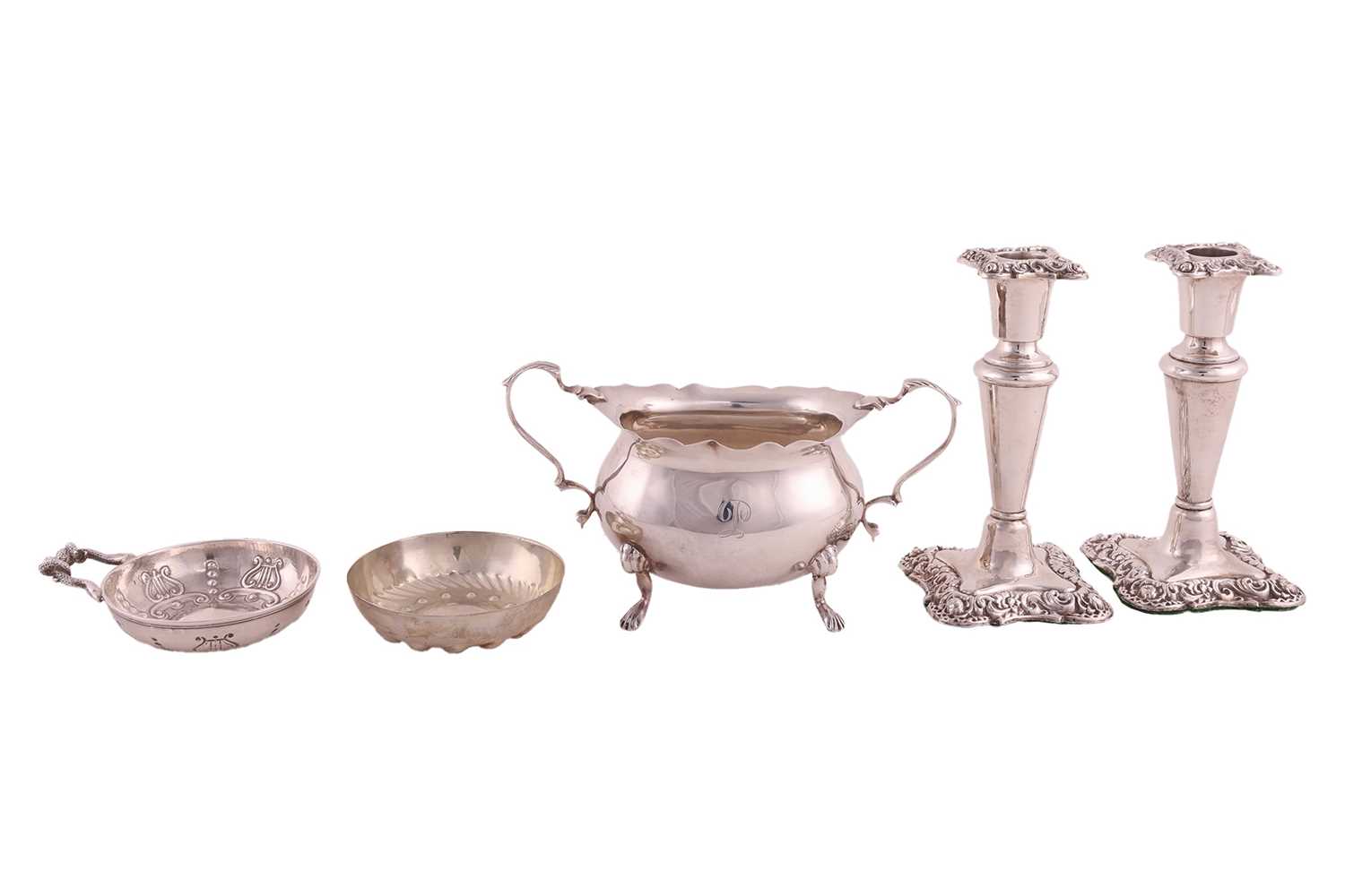 Lot 114 - A small group of mixed items comprising a