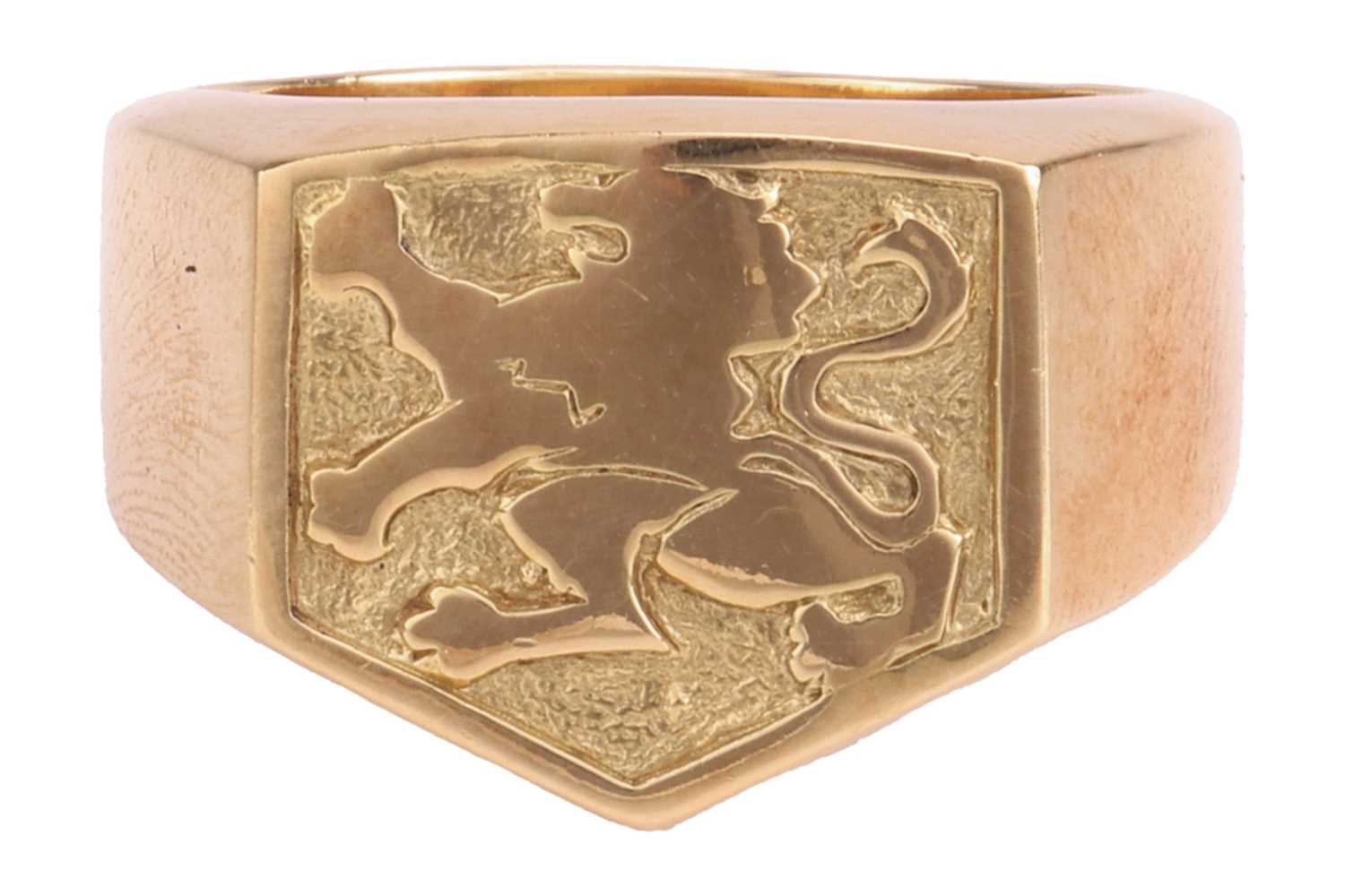 Lot 46 - Dunhill – An 18ct gold lion crest signet ring,