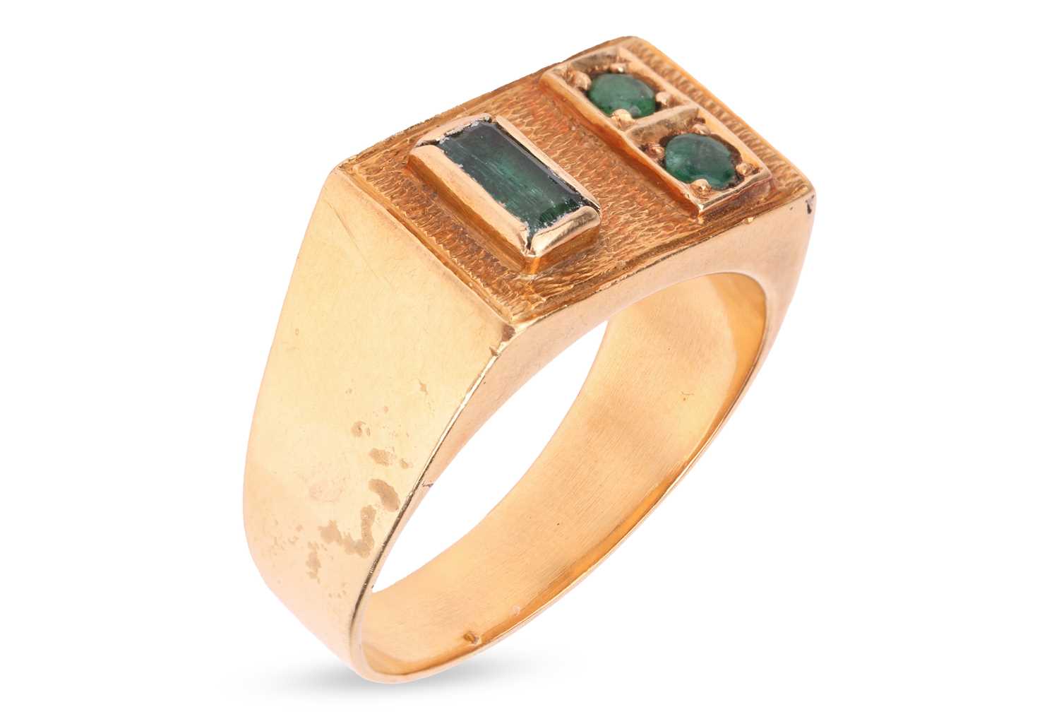 Lot 145 - An emerald-set dress ring, the rectangular