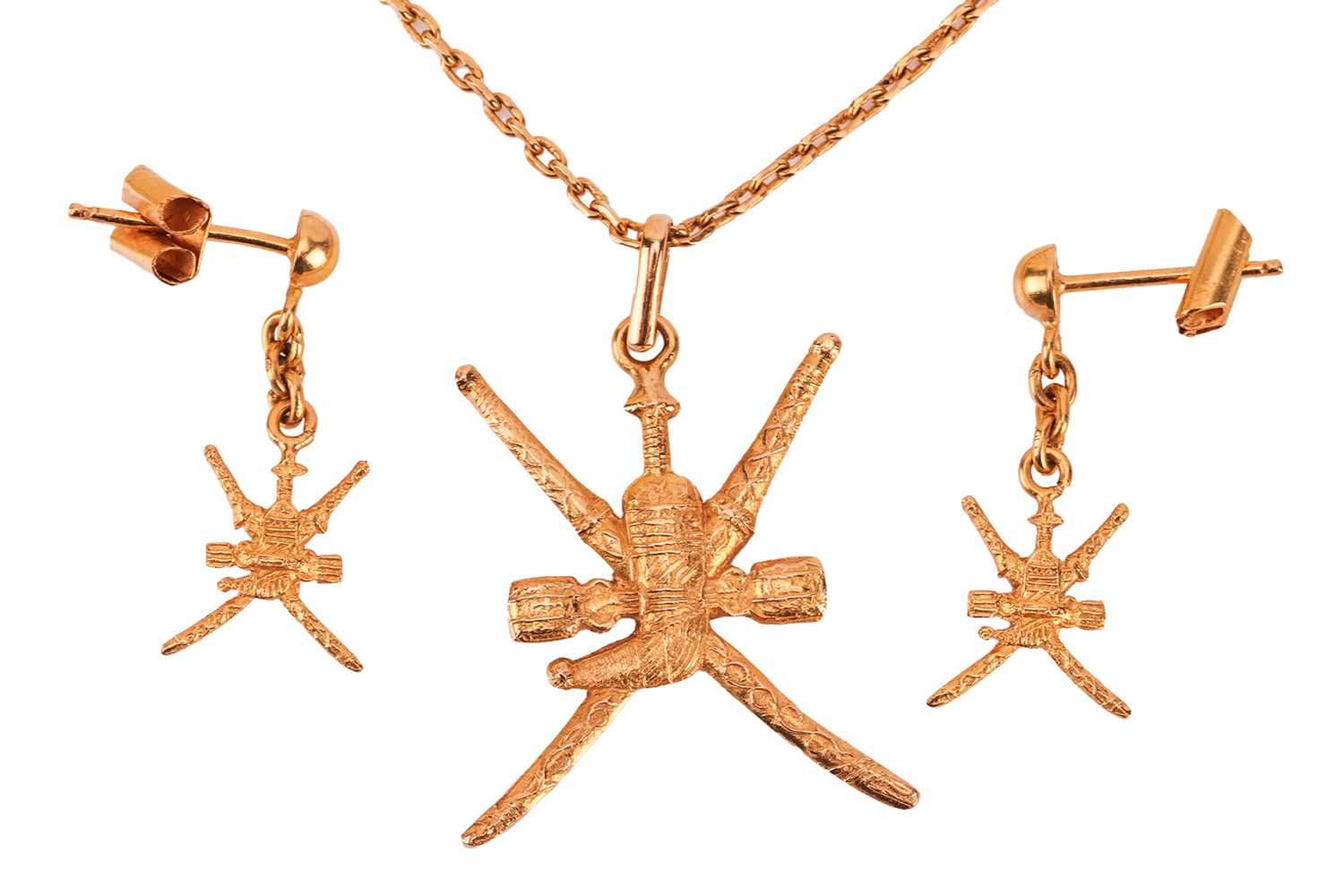Lot 129 - A crossed sword pendant to an oval link