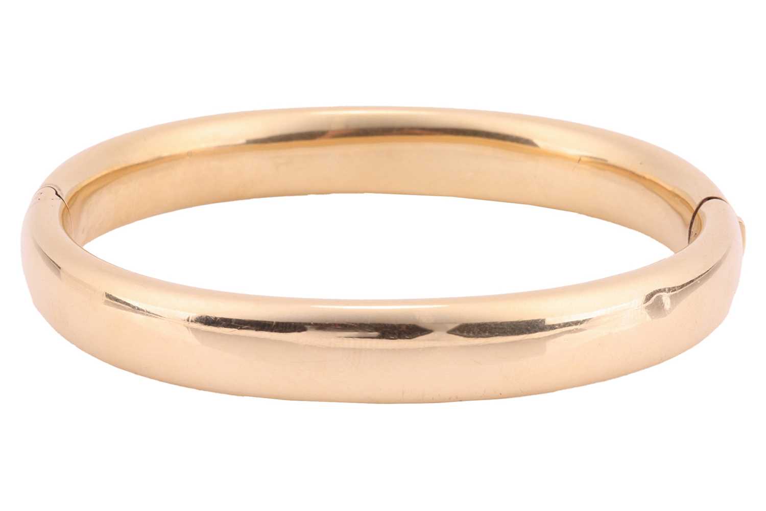 Lot 36 - A hinged bangle; the court-shaped hollow