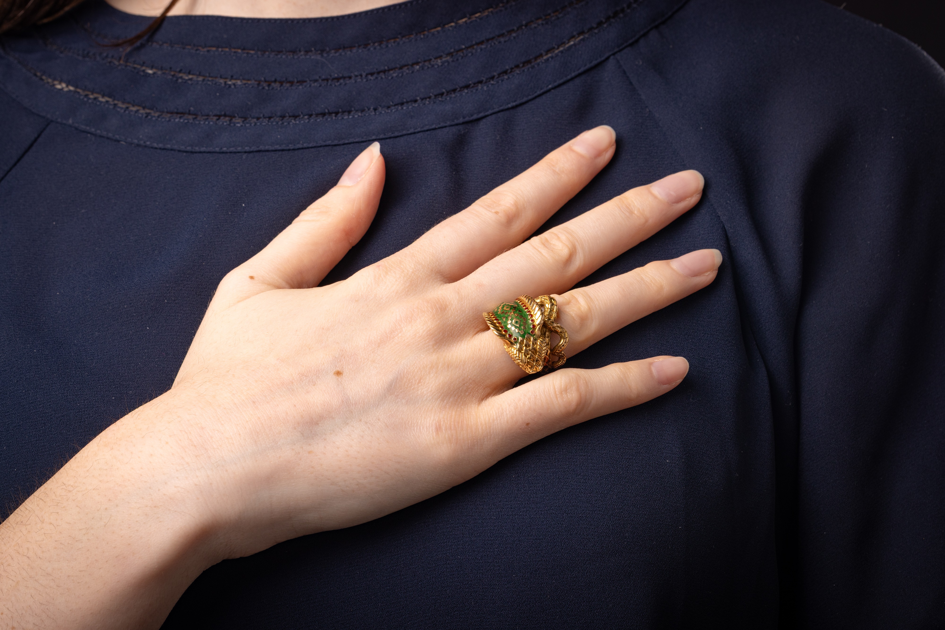 Lot 223 - A cobra cocktail ring, sculpted as a